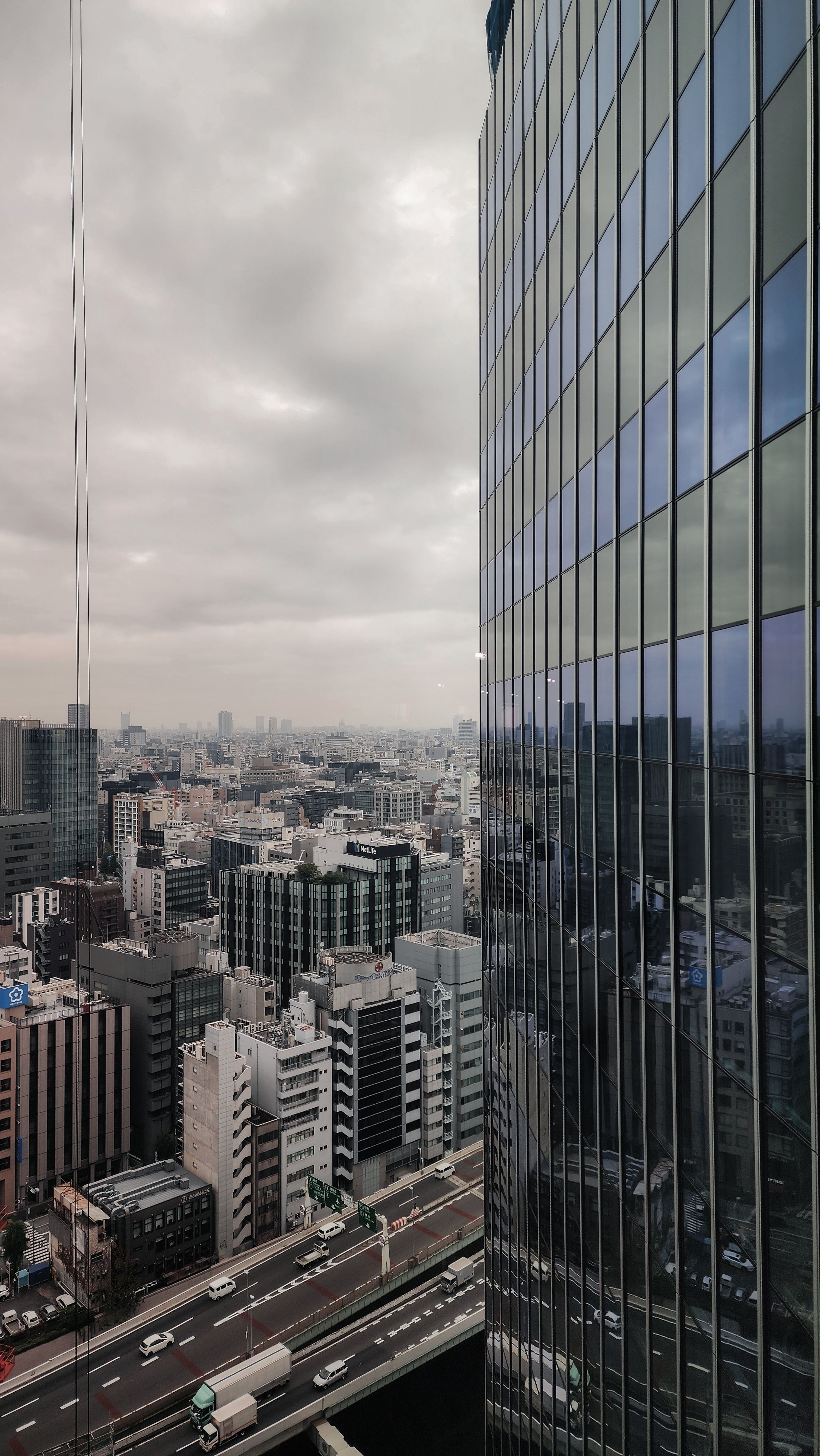 Modern Urban Cityscape with Tall Glass Building · Free Stock Photo