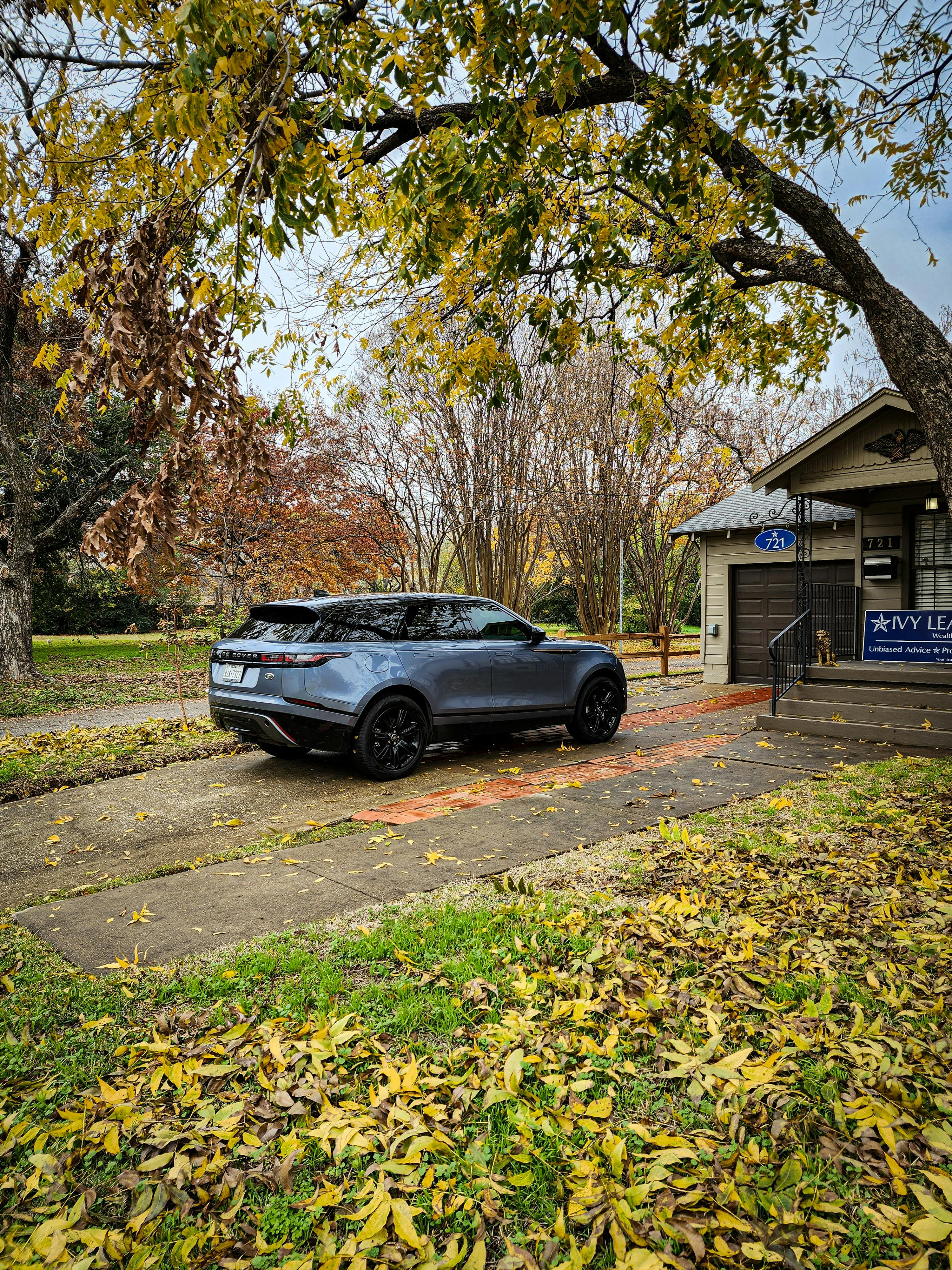 Range Rover Parked in Autumn Landscape in Arlington · Free Stock Photo