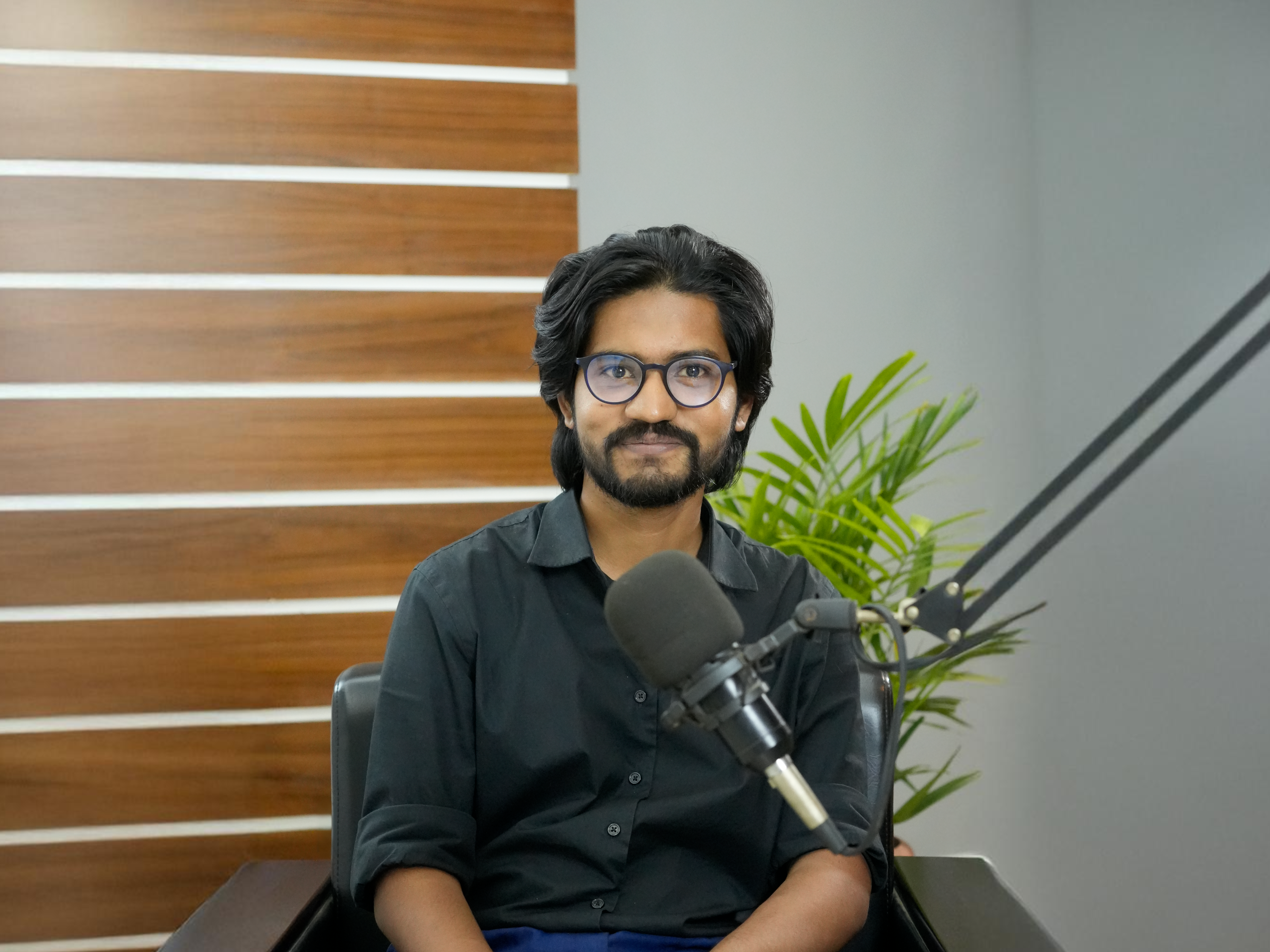 Podcaster Profesional En Estudio Con Micrófono · Foto de stock gratuita