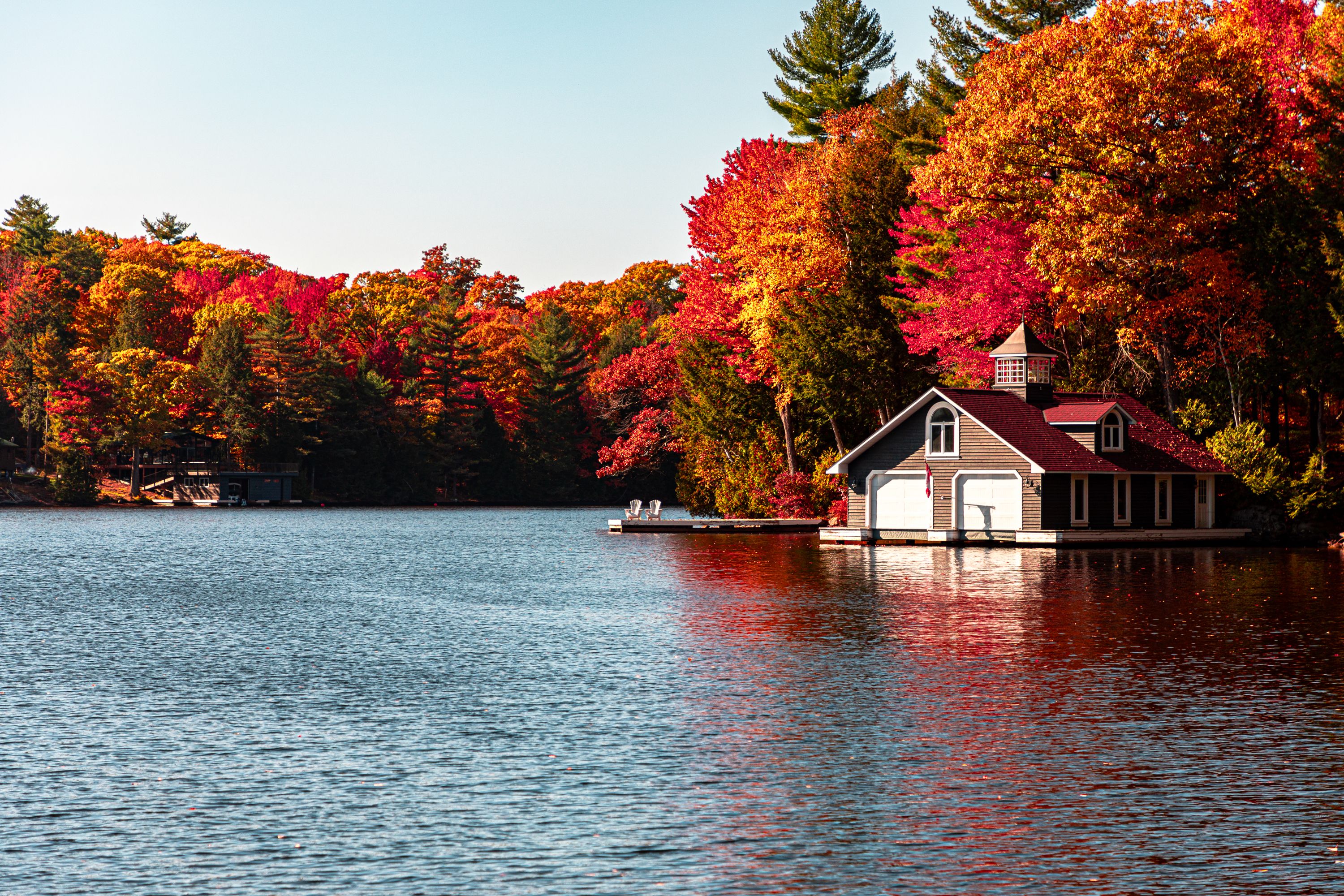 Scenic Lakeside Cottage in Ontario's Autumn · Free Stock Photo
