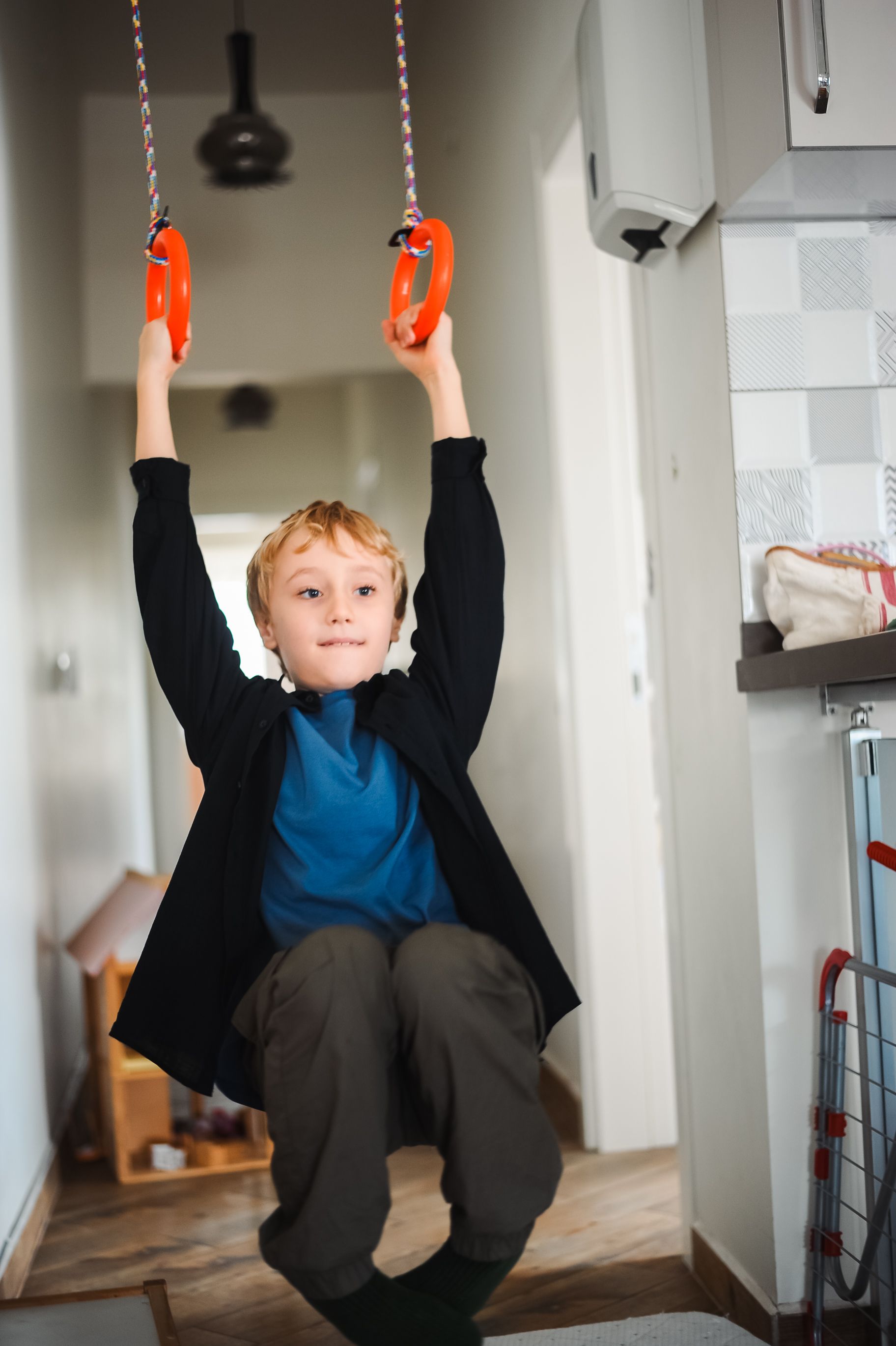 Niño Balanceándose En Anillos De Gimnasia En Interiores · Foto de stock ...