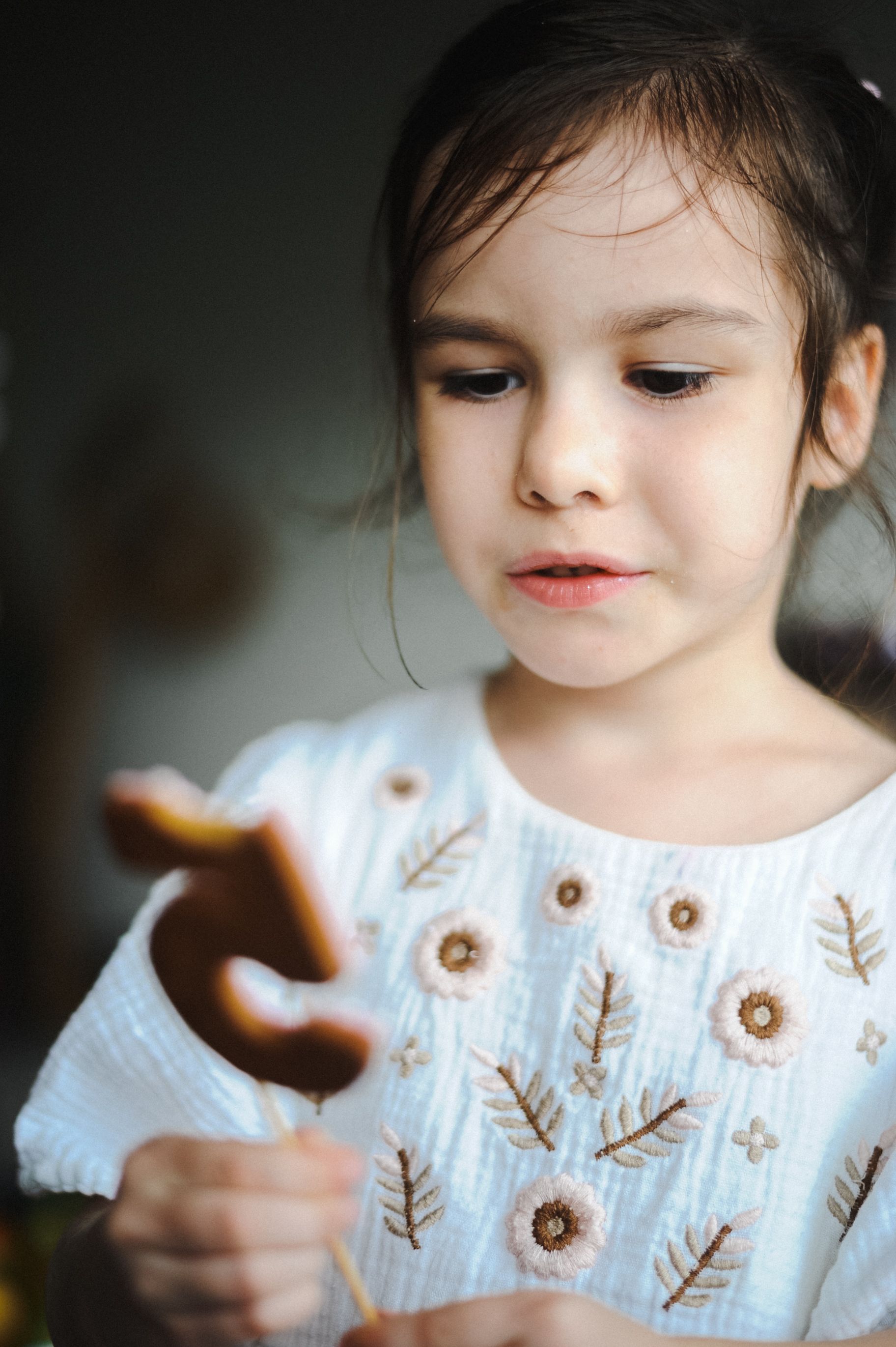Looking Child Photos, Download The BEST Free Looking Child Stock Photos ...
