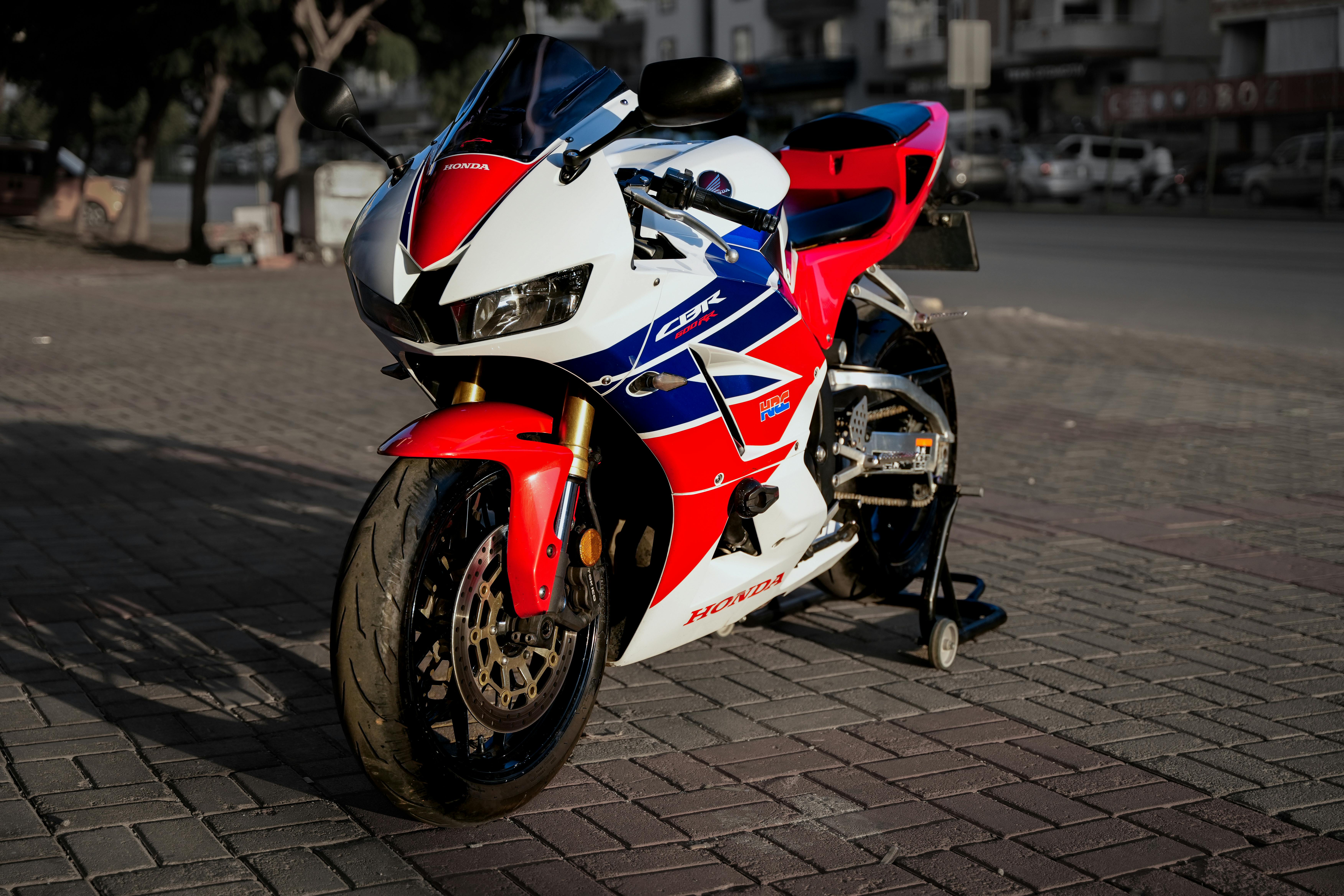 Sleek Honda Racing Motorcycle in Sunlit Urban Setting · Free Stock Photo