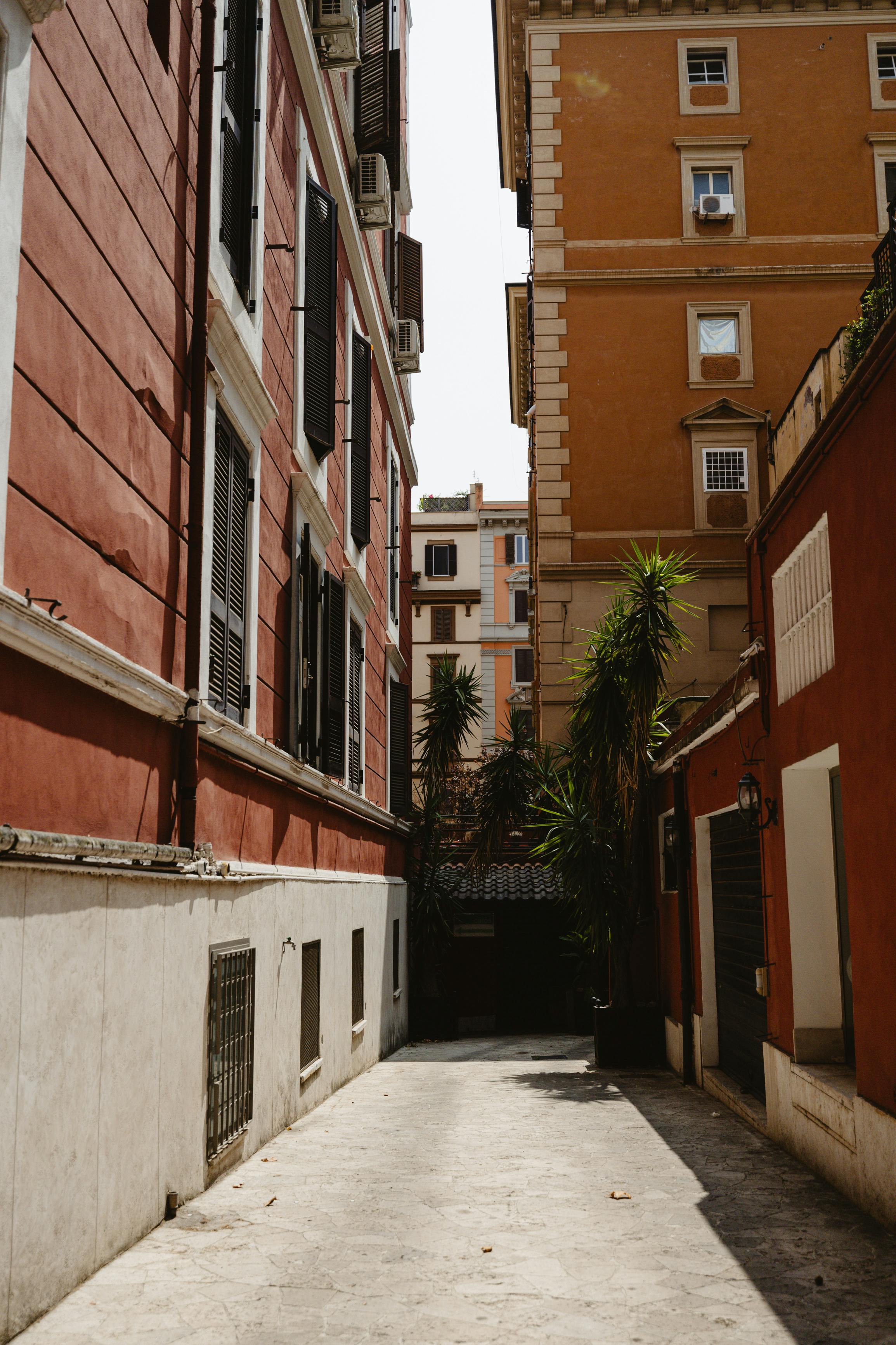 Charming Roman Alley with Colorful Buildings · Free Stock Photo