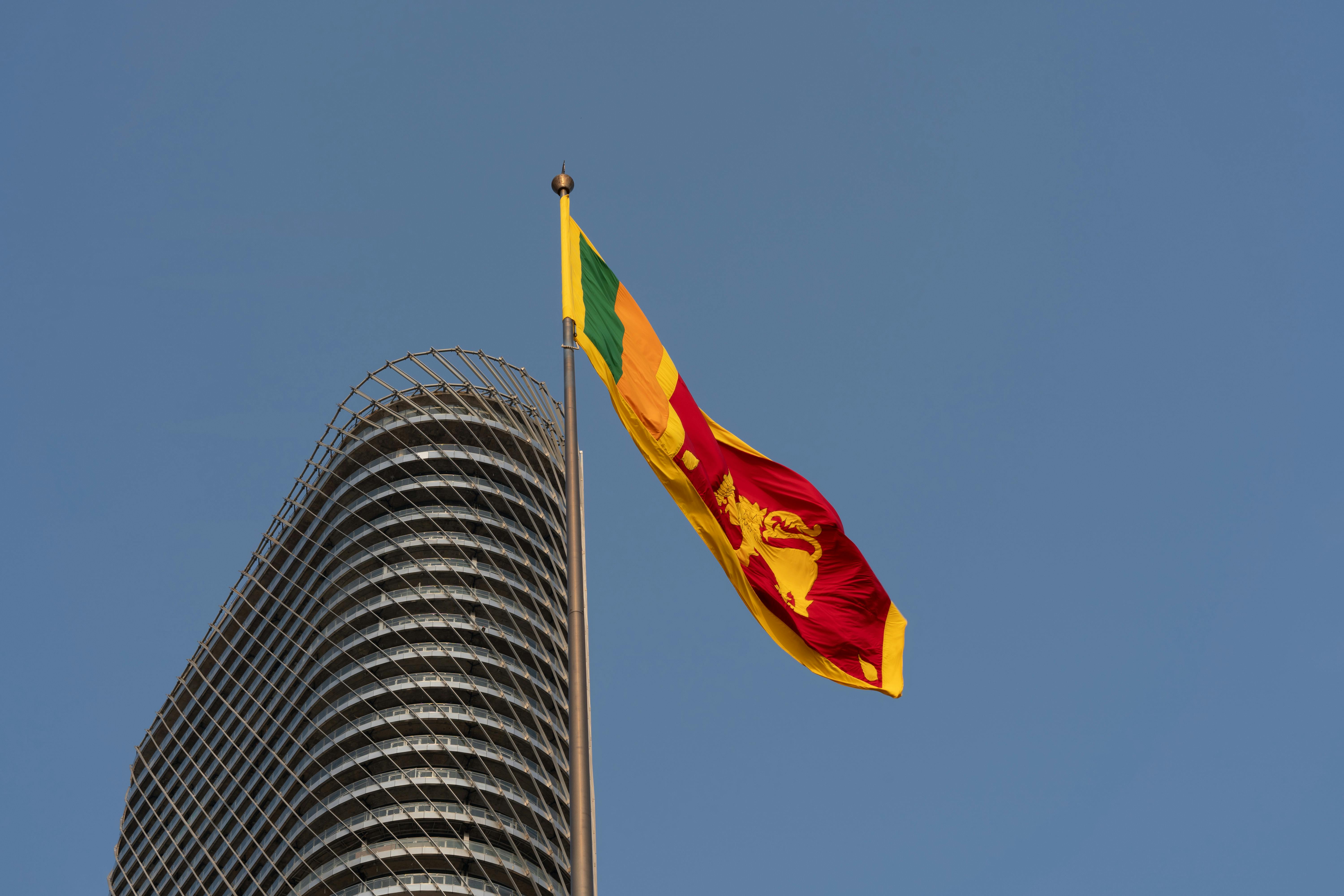 Drapeau Du Sri Lanka Avec L'hôtel Ict Rathnadeepa En Arrière Plan ...