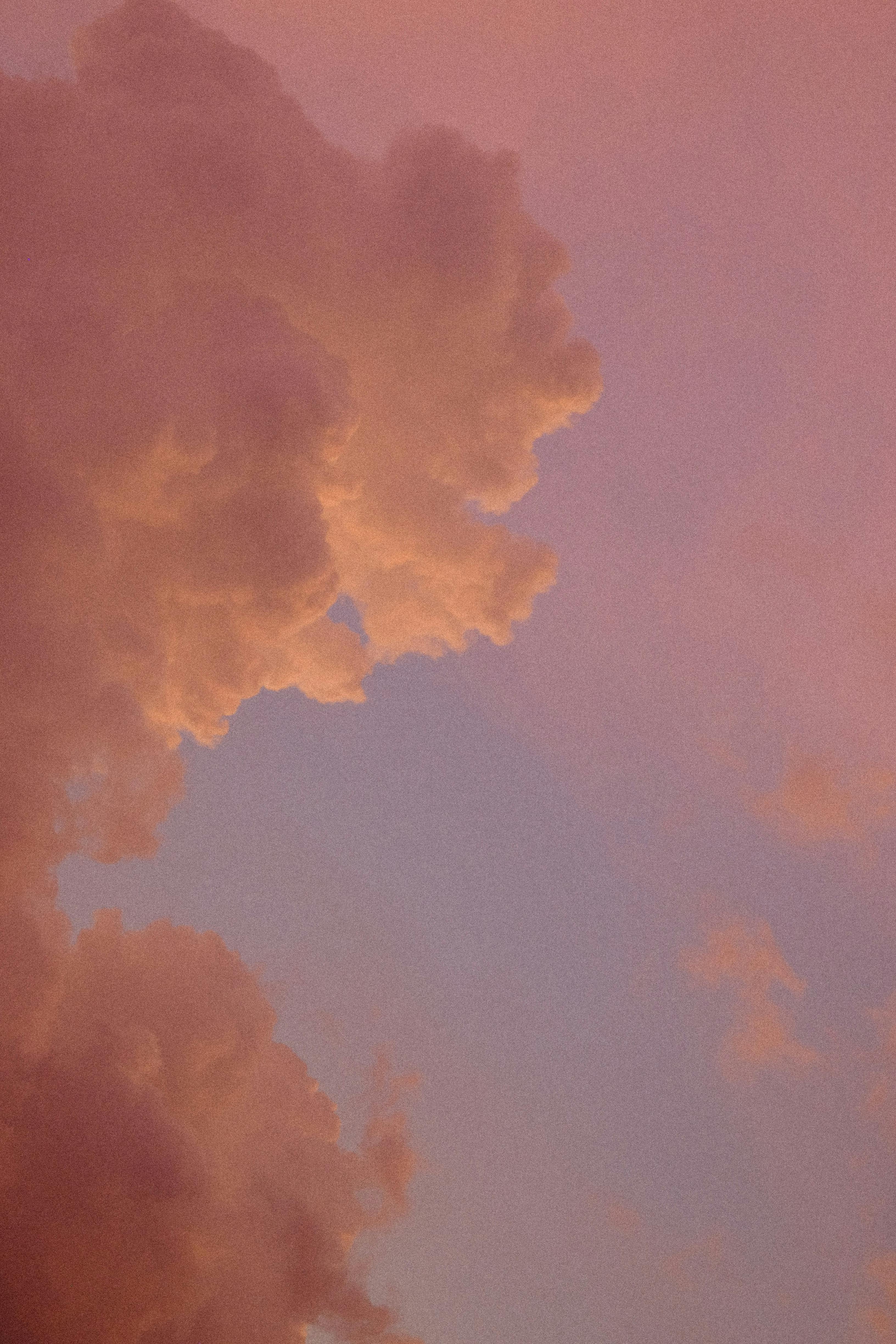 Espectaculares Nubes De Color Rosa Y Morado Al Atardecer · Foto de ...