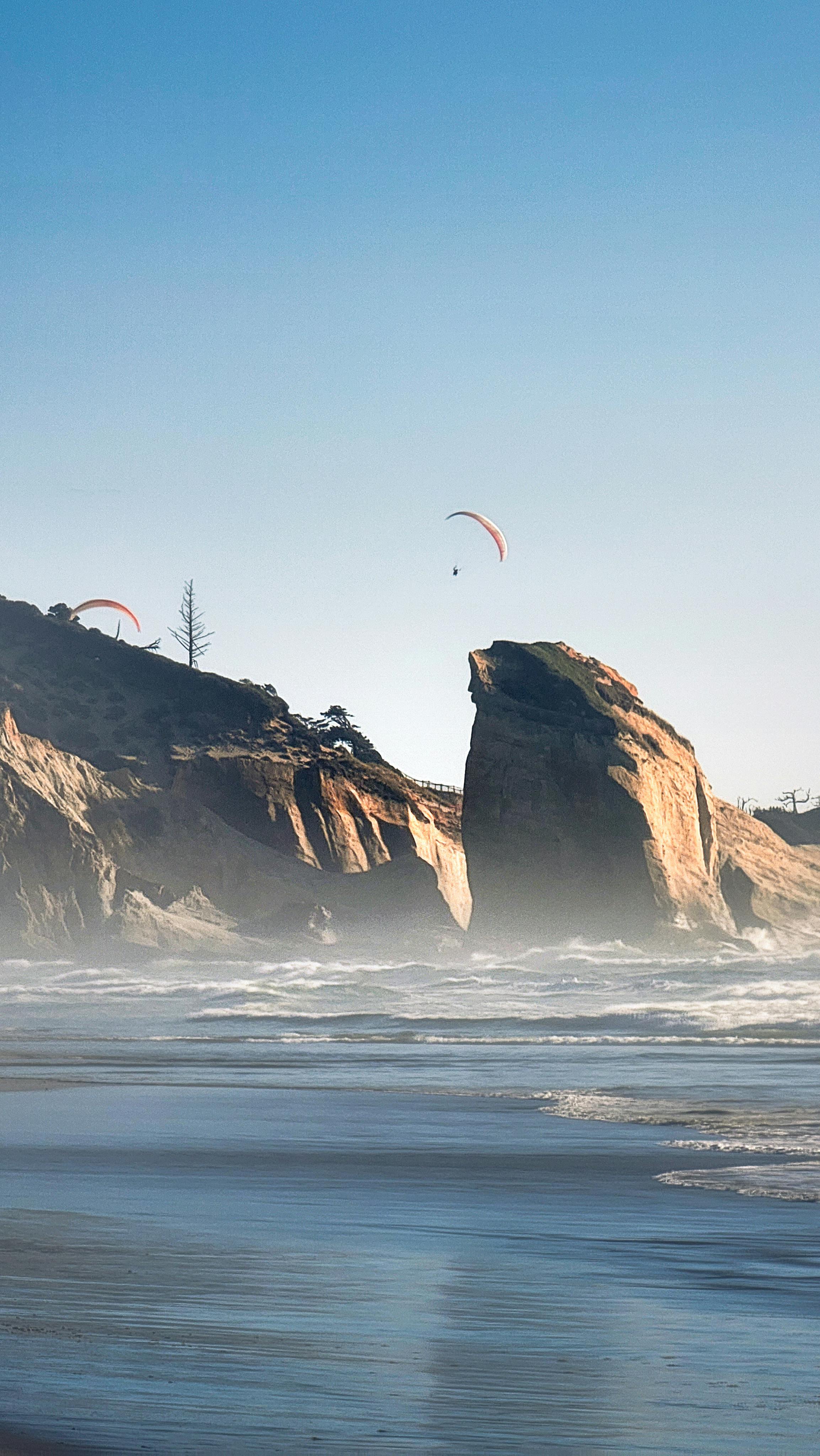 Stunning Coastal Scene with Paragliders in Oregon · Free Stock Photo