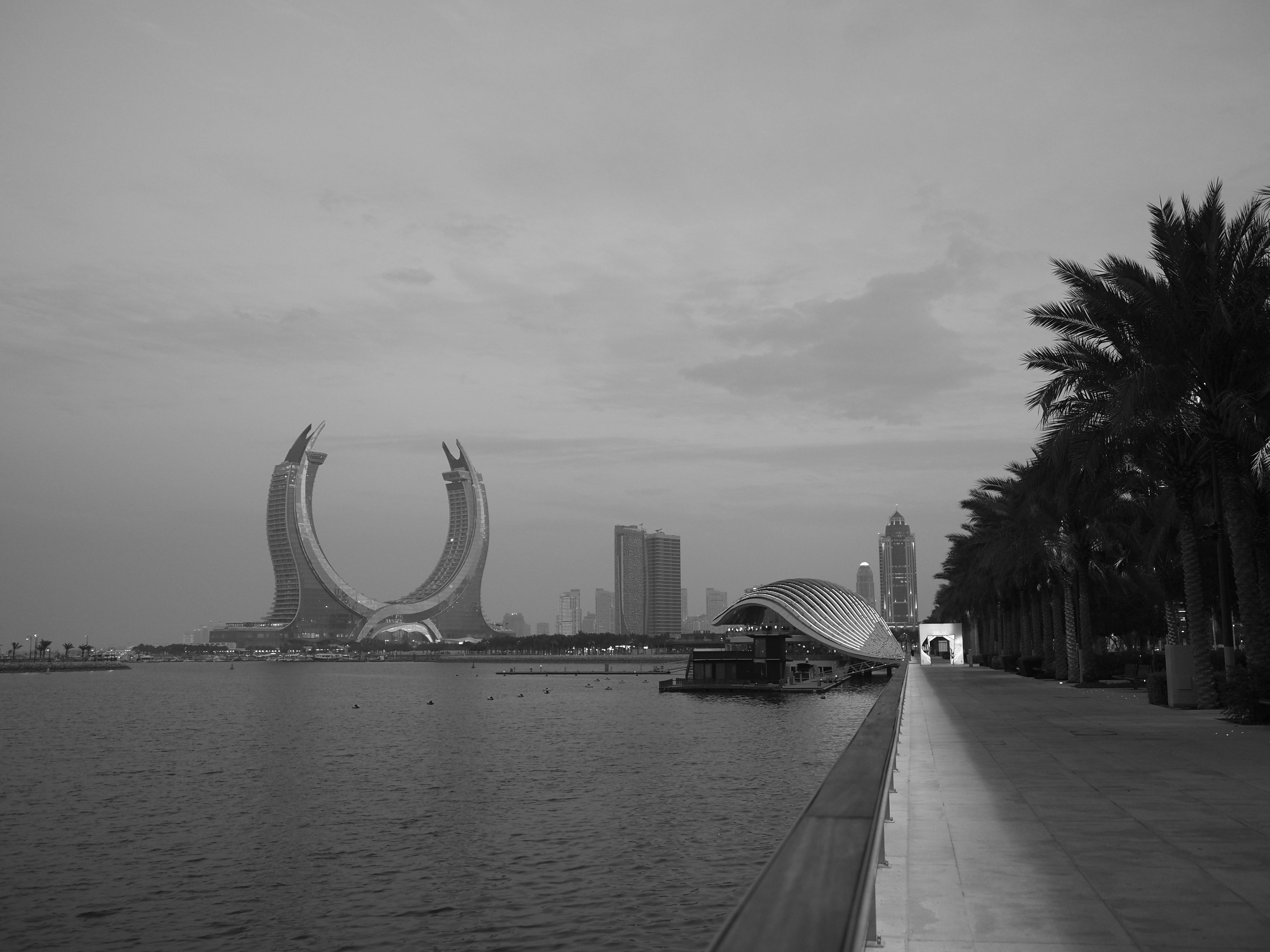 Vista De La Corniche De Doha Con El Icónico Horizonte · Foto de stock ...