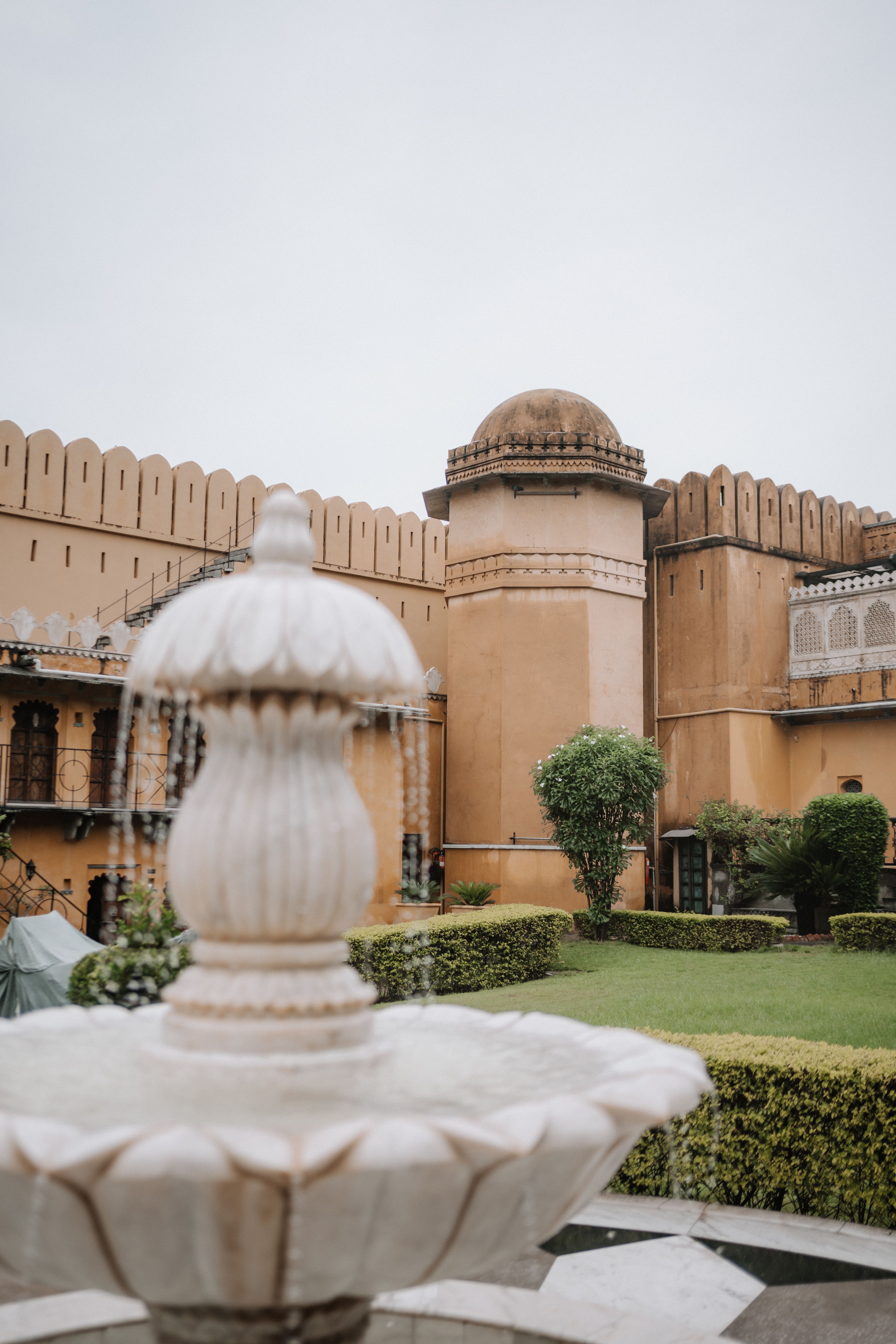 Majestic Amber Fort Courtyard with Historic Fountain · Free Stock Photo