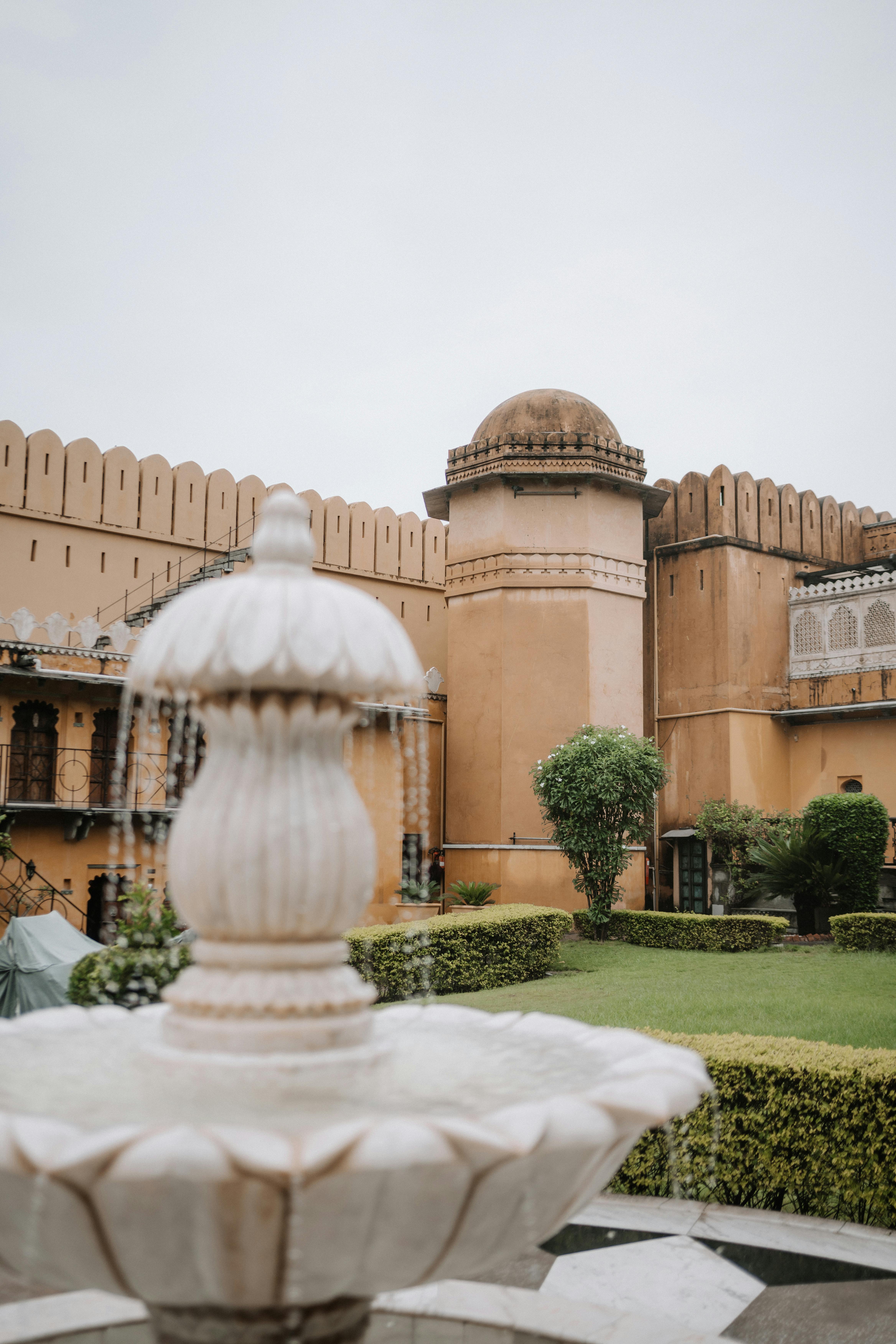 Majestoso Pátio Do Forte Amber Com Fonte Histórica · Foto profissional ...