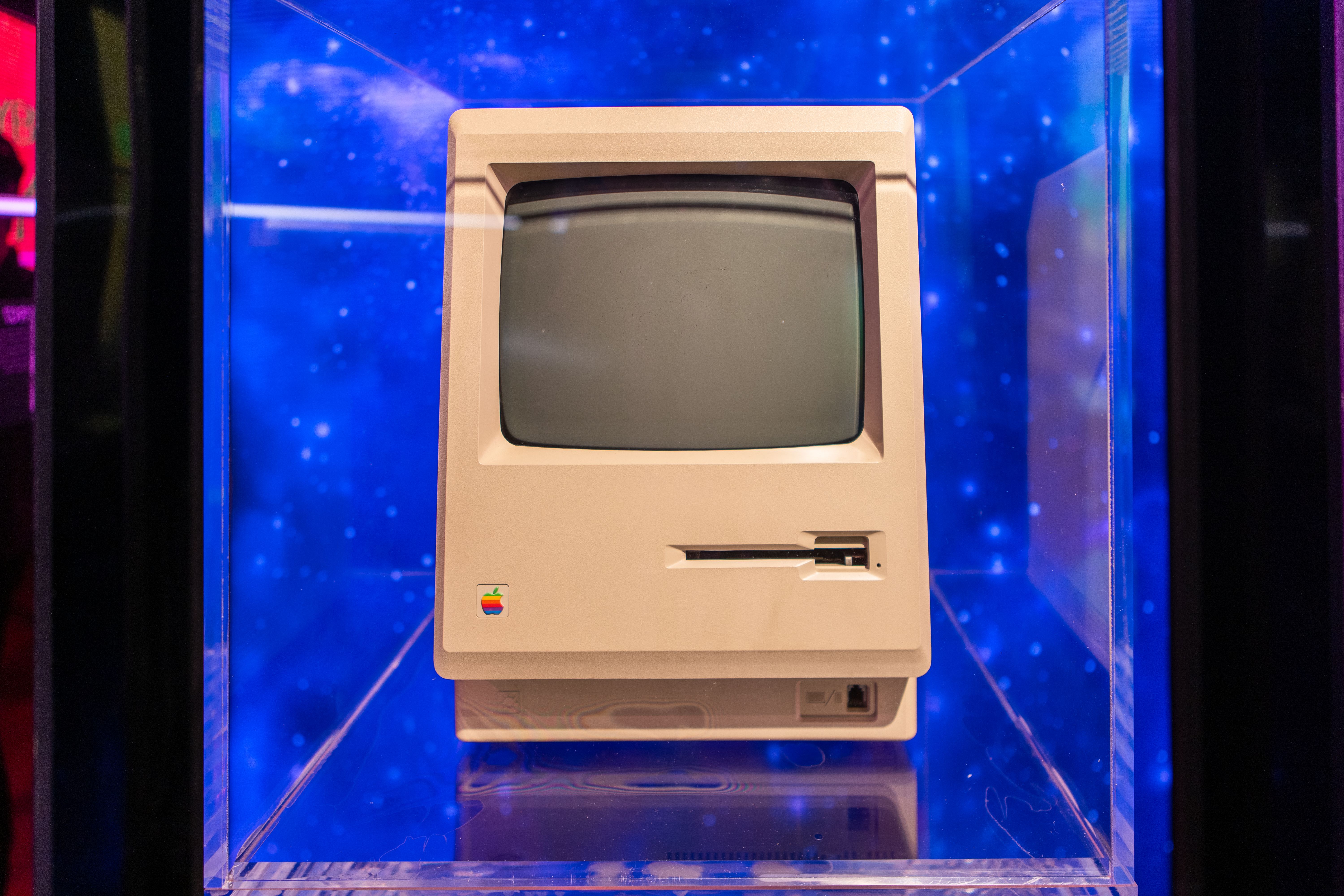 Computadora Apple Macintosh Original En Exhibición En El Museo Nacional ...