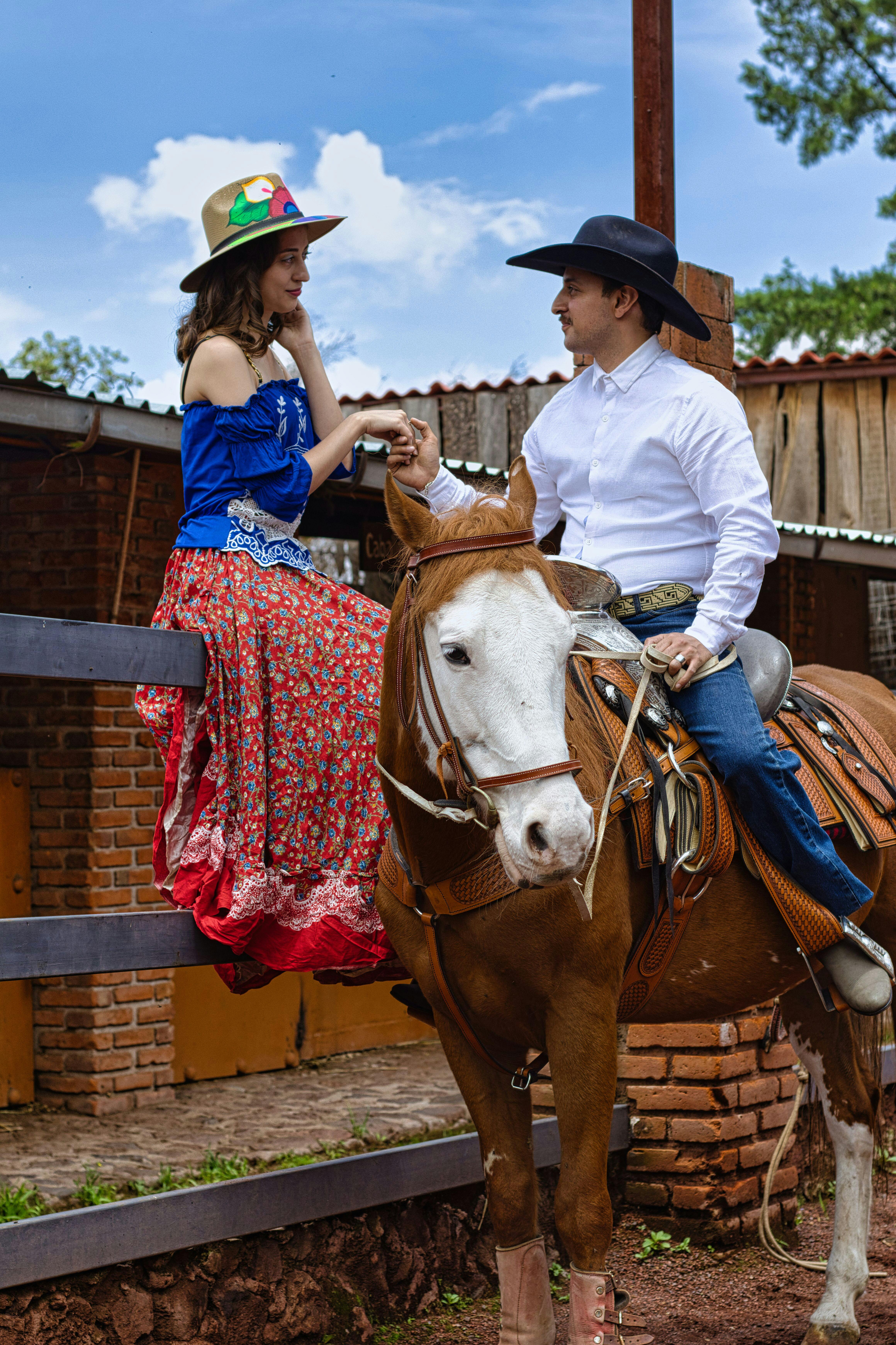 Vaquero Y Vaquera Románticos En Un Entorno Rústico · Foto de stock gratuita