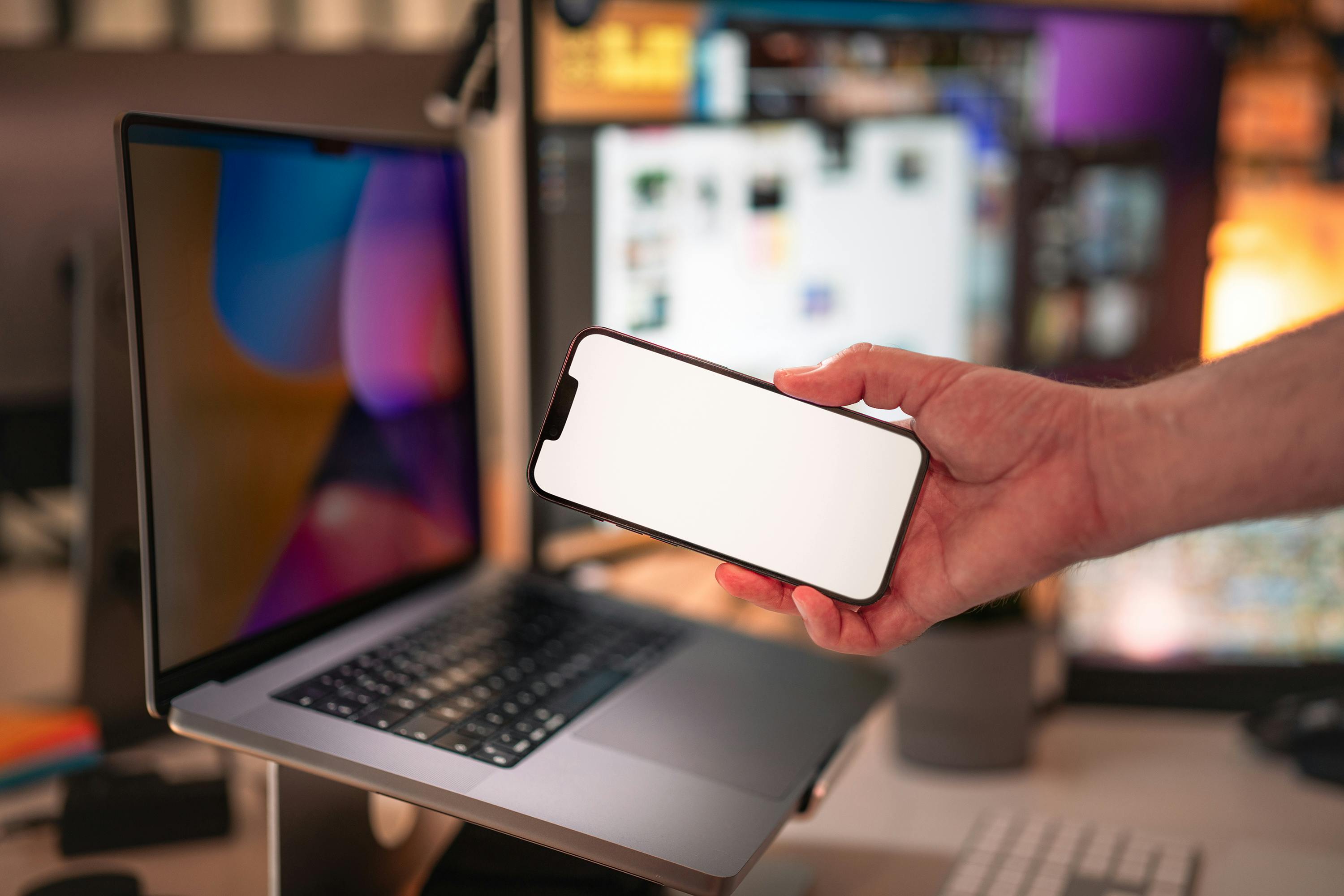 Mockup De Tela Em Branco De Smartphone. Interior De Escritório. Laptop ...