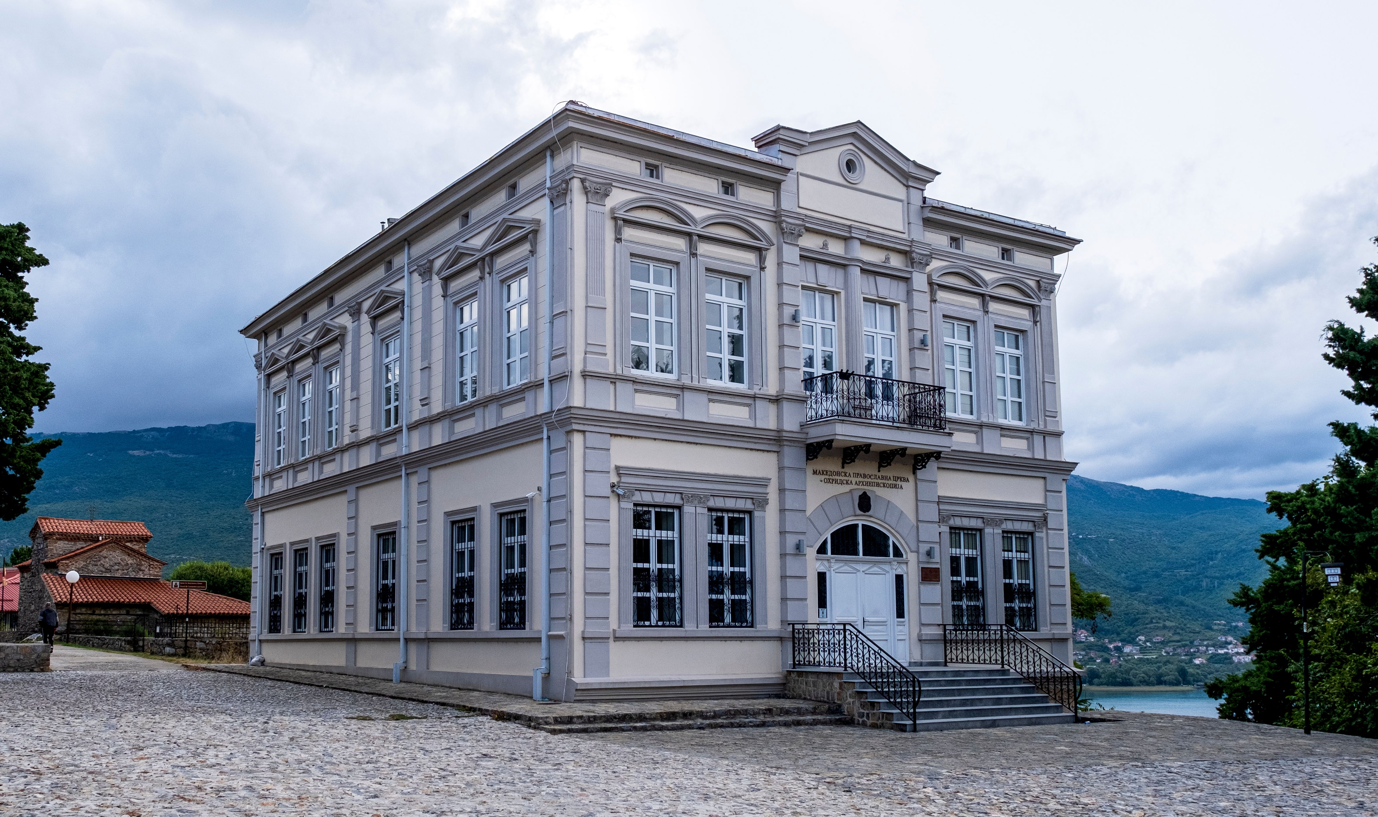 Edificio Histórico Neoclásico En Un Paisaje Montañoso · Foto de stock ...