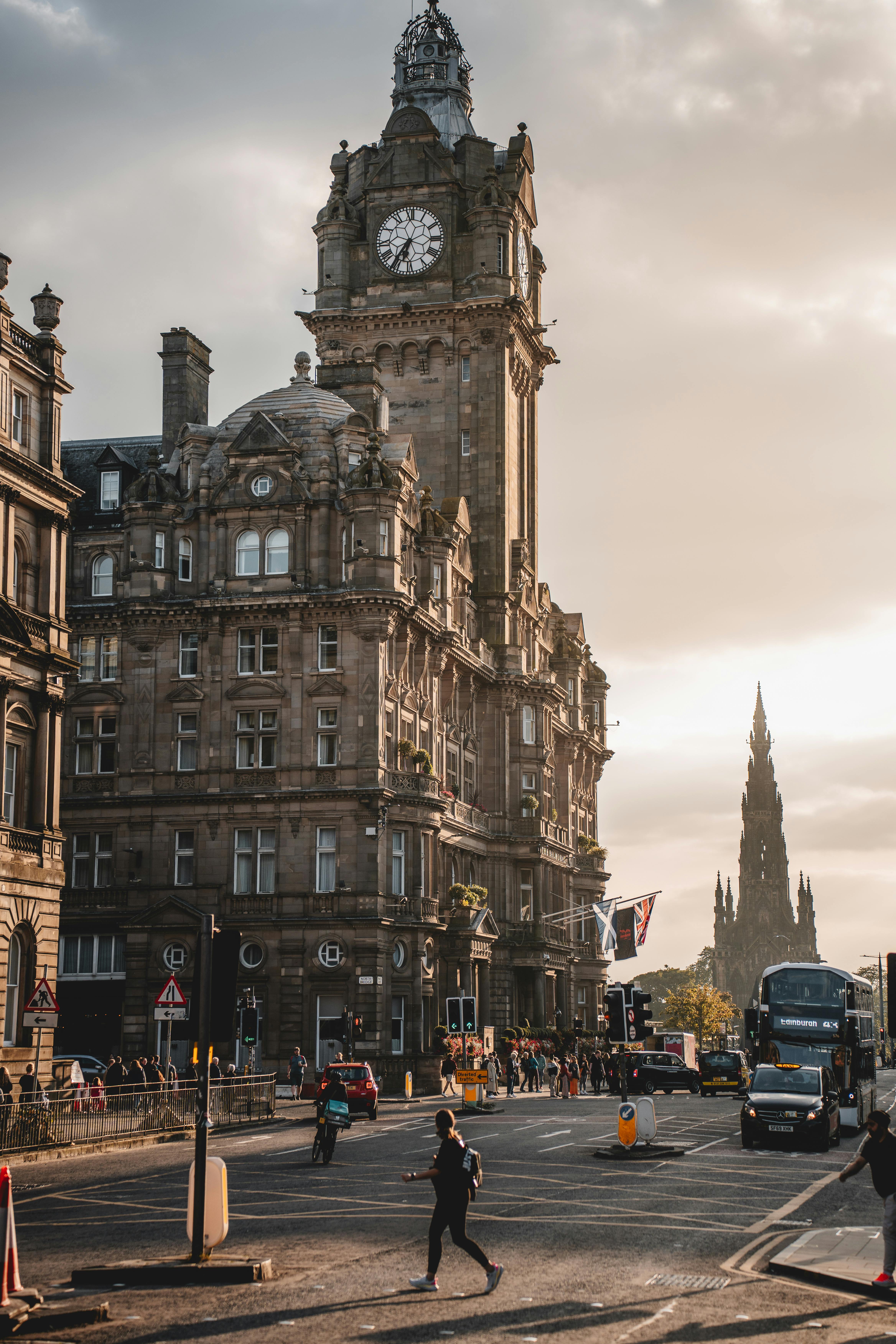 Pemandangan Kota Edinburgh Yang Bersejarah Saat Matahari Terbenam ...