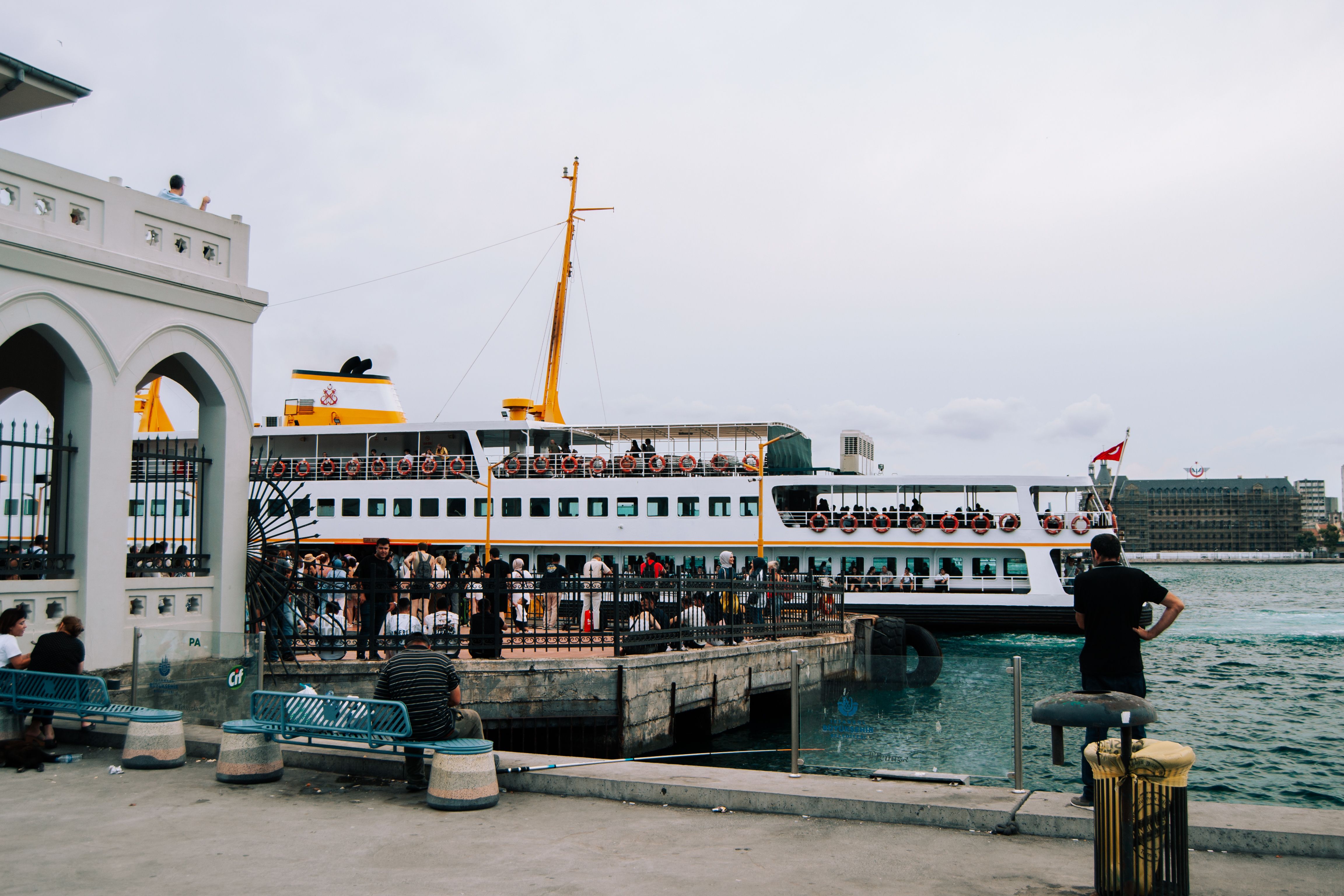 Dermaga Feri Yang Ramai Di Pemandangan Kota Istanbul · Foto Stok Gratis