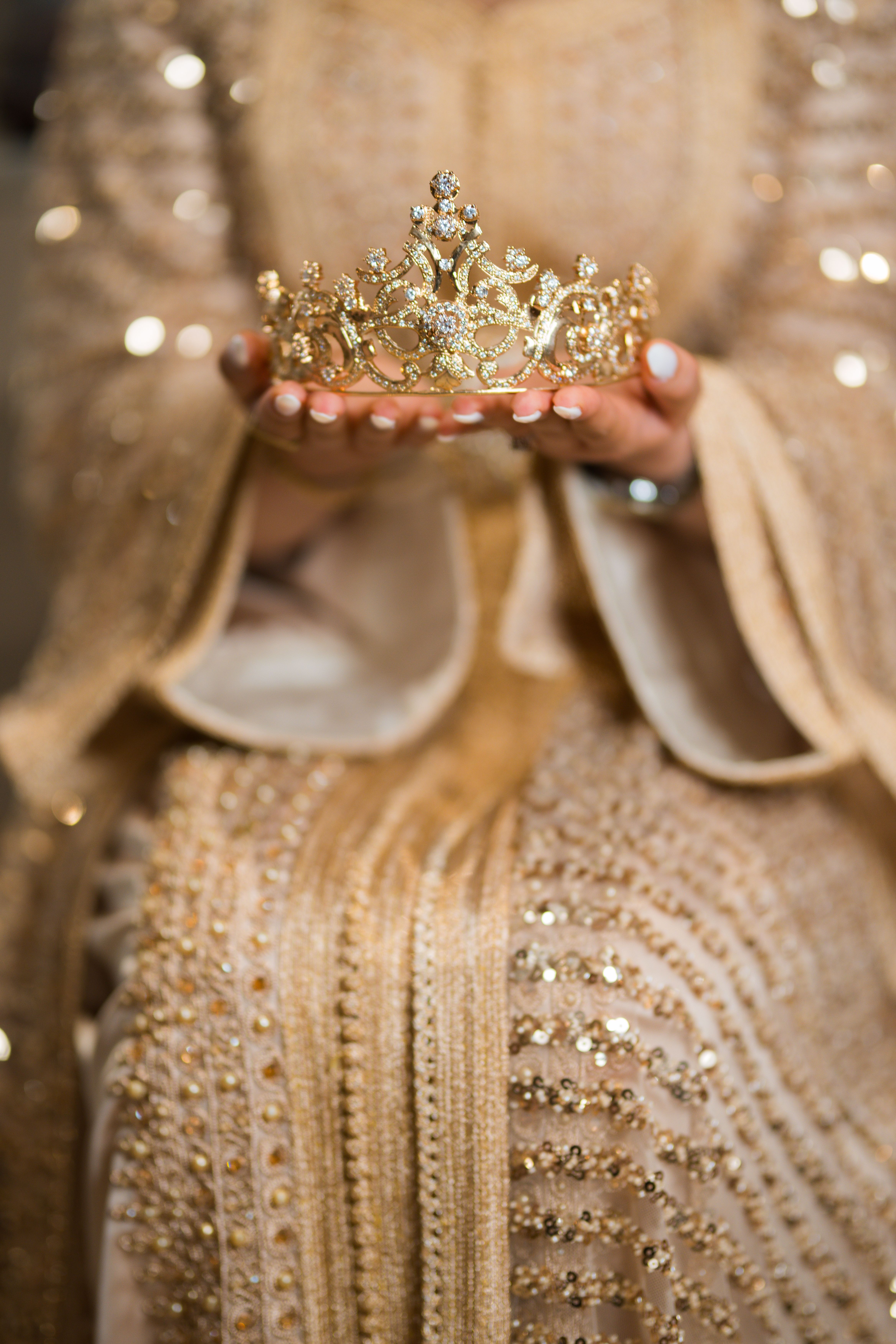 Close Up Elegante De Tiara Dourada Brilhante · Foto profissional gratuita