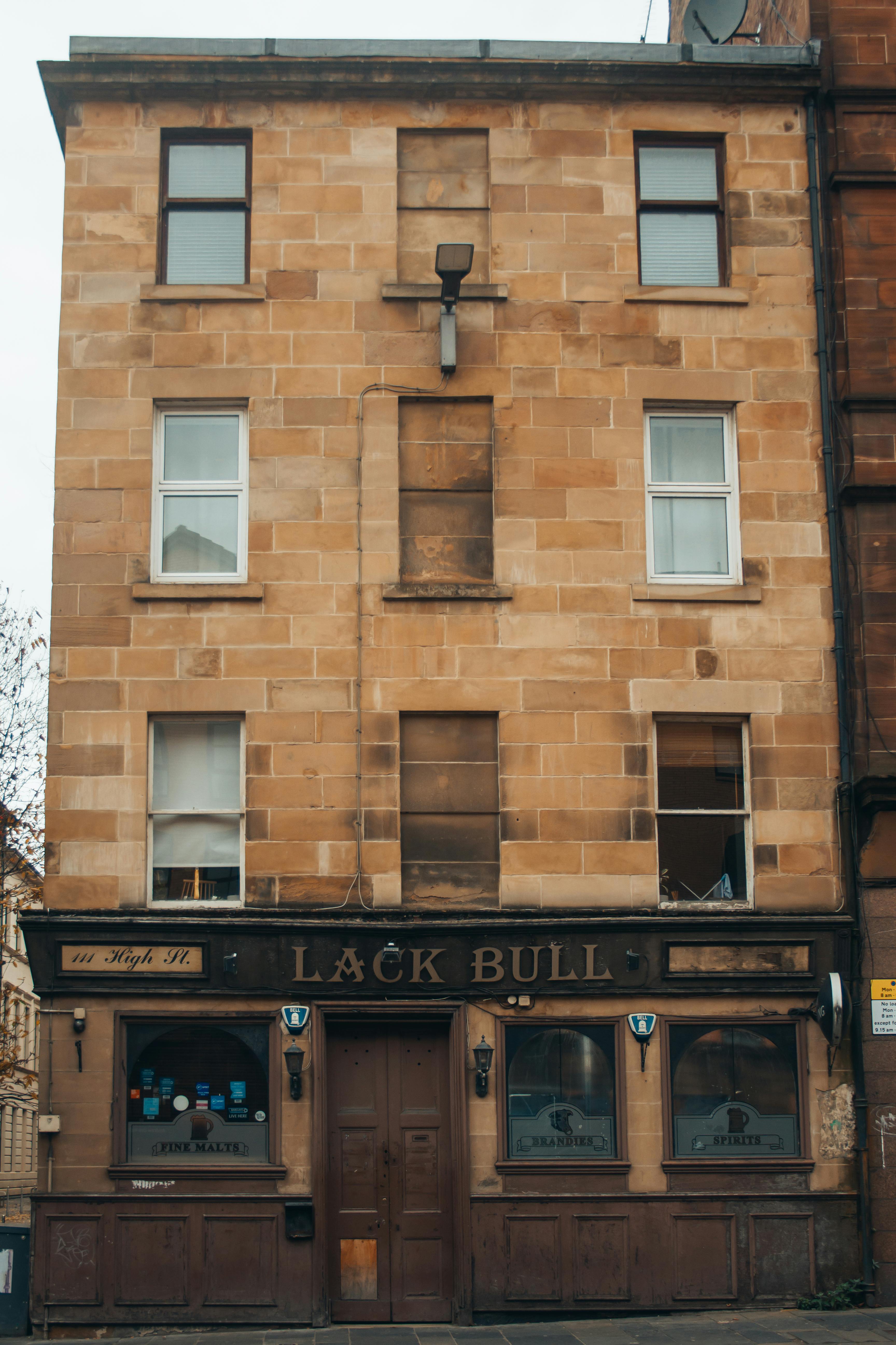 Historic Pub Facade on High Street · Free Stock Photo