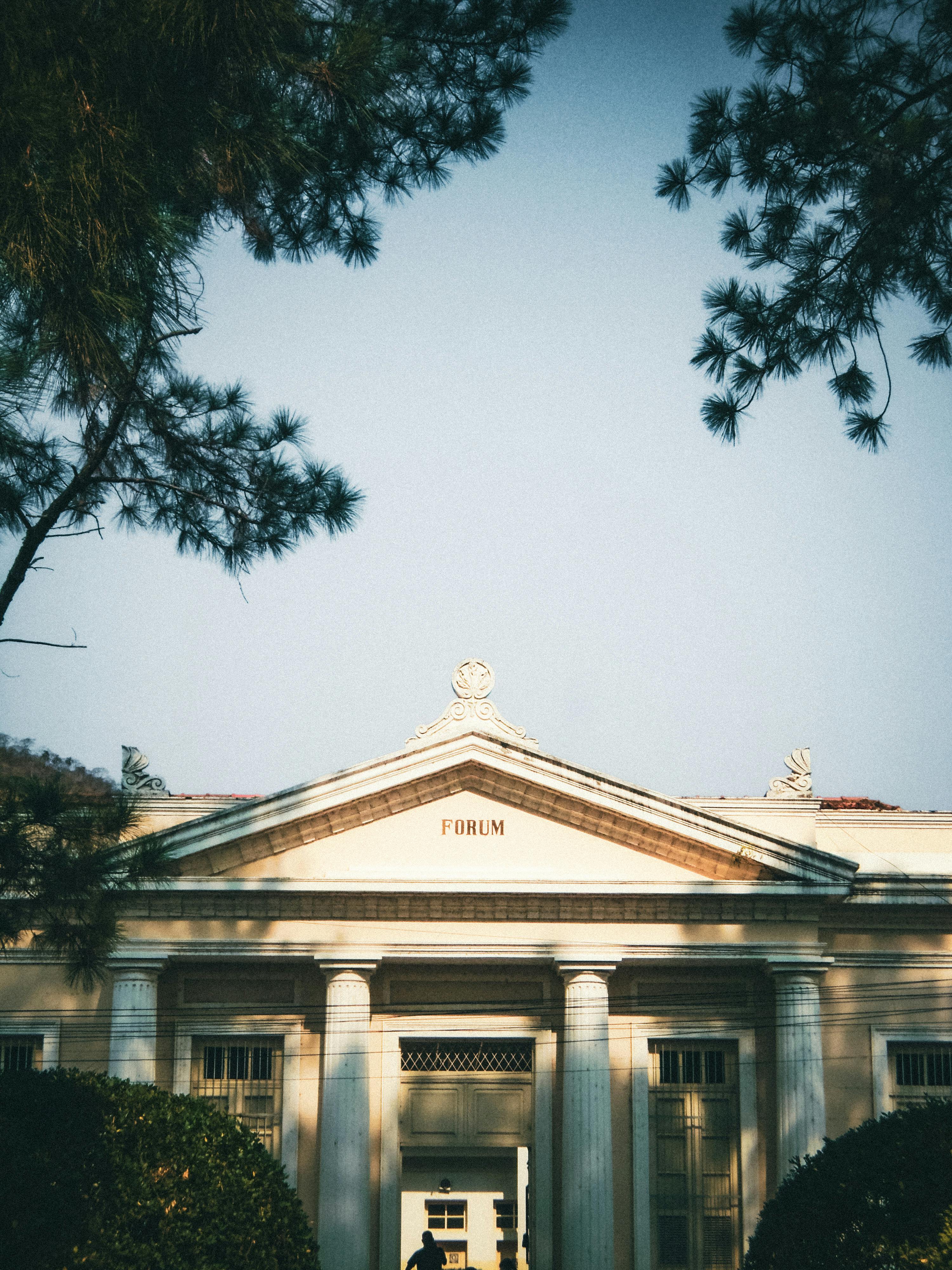 Edificio Clásico Con Columnas Corintias · Foto de stock gratuita