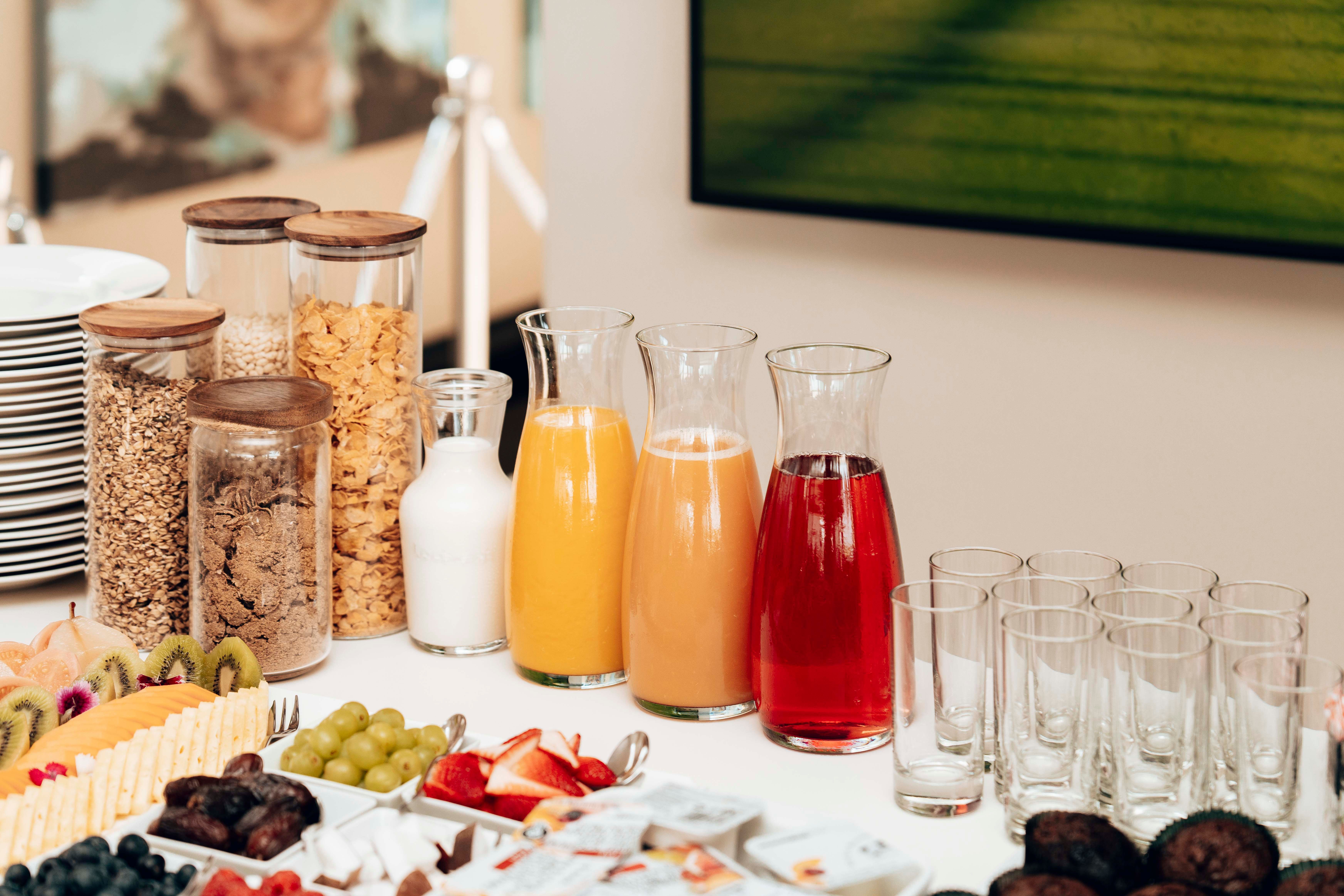 Variedade De Bebidas E Cereais Matinais Em Um Buffet · Foto ...