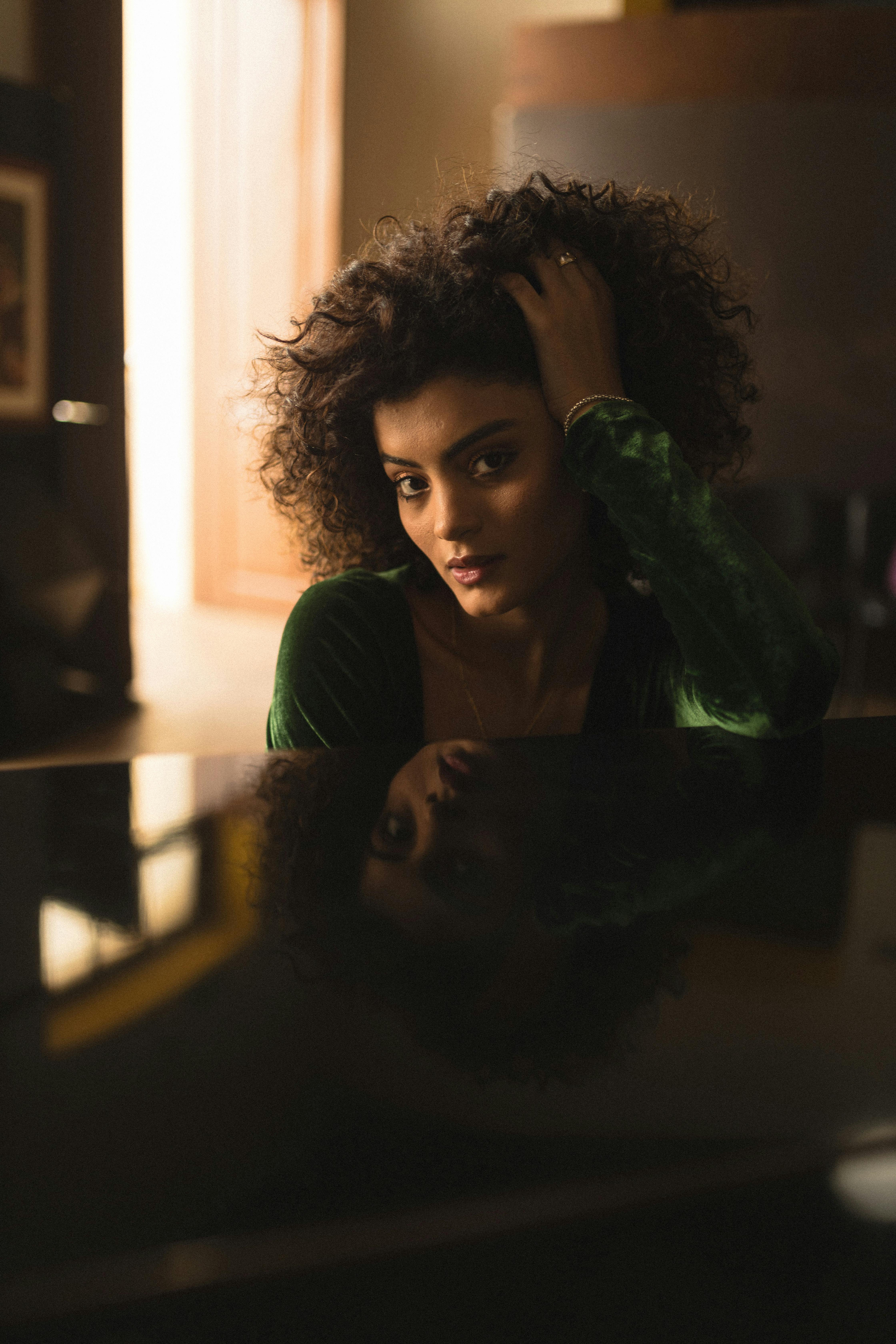 Mujer Joven Reflexionando En El Interior Junto A Un Piano · Foto de ...