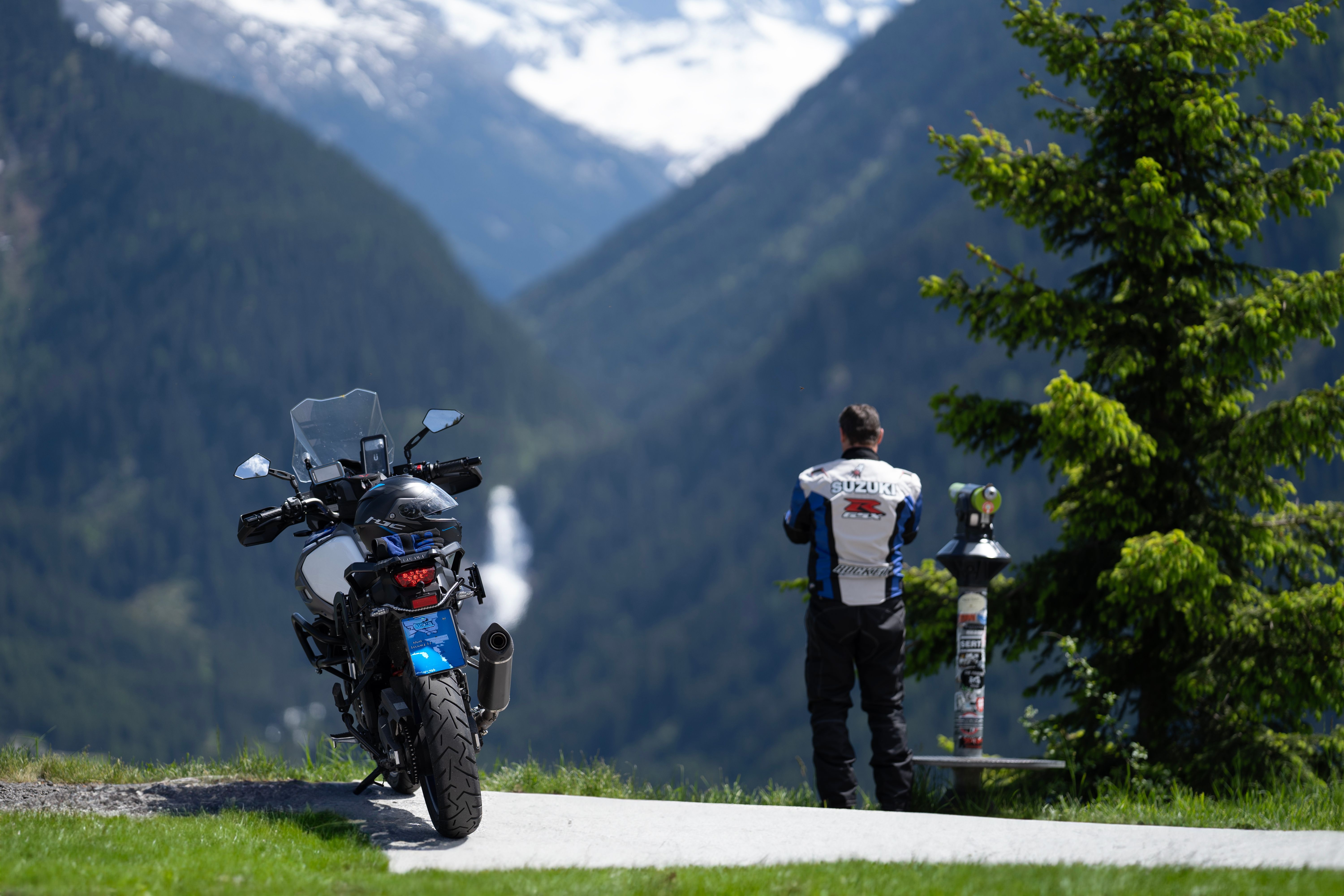 Pengendara Sepeda Motor Menikmati Pemandangan Pegunungan Alpen · Foto ...