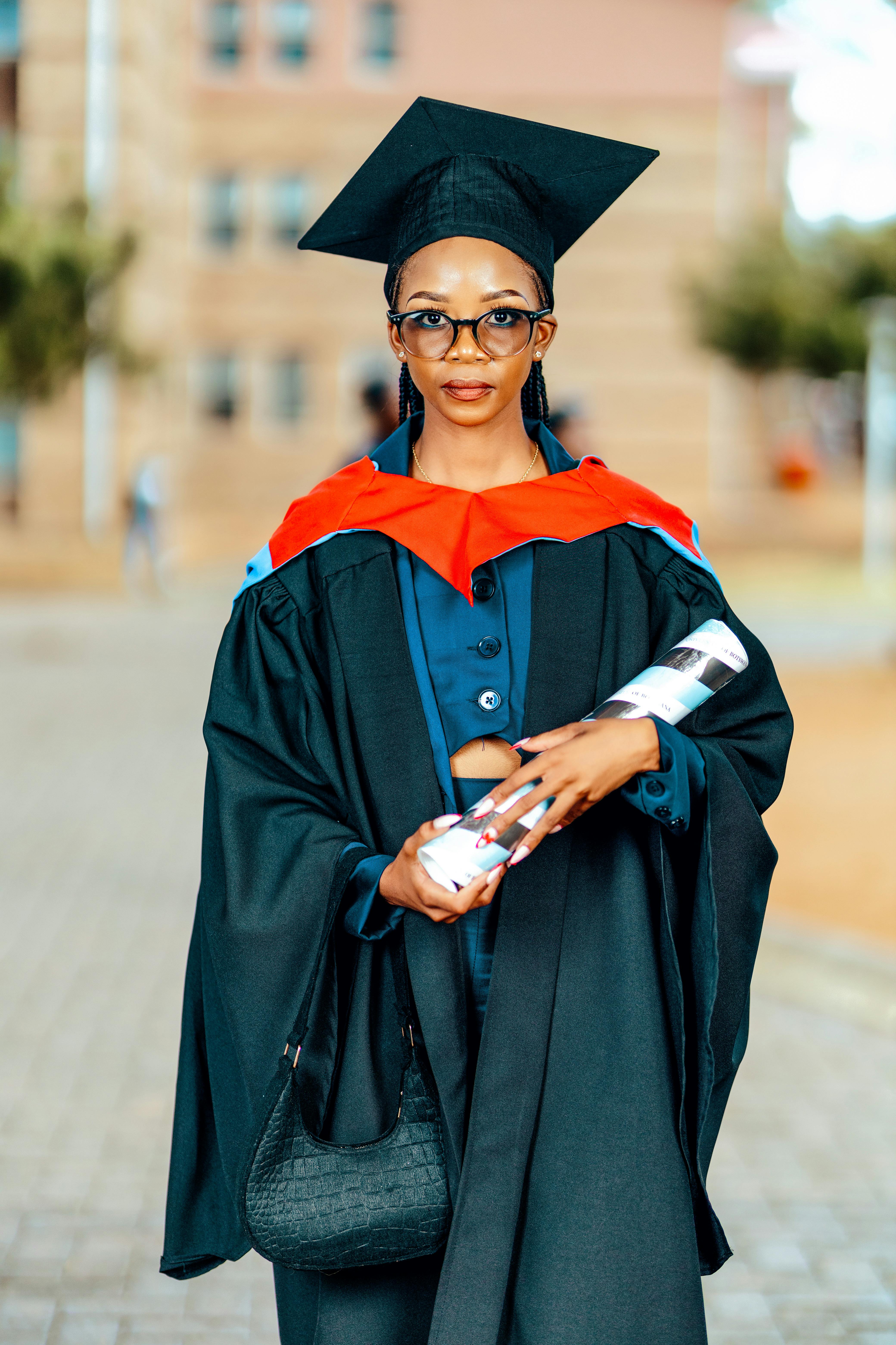 Graduado Con Diploma En Toga Y Birrete Al Aire Libre · Foto de stock ...