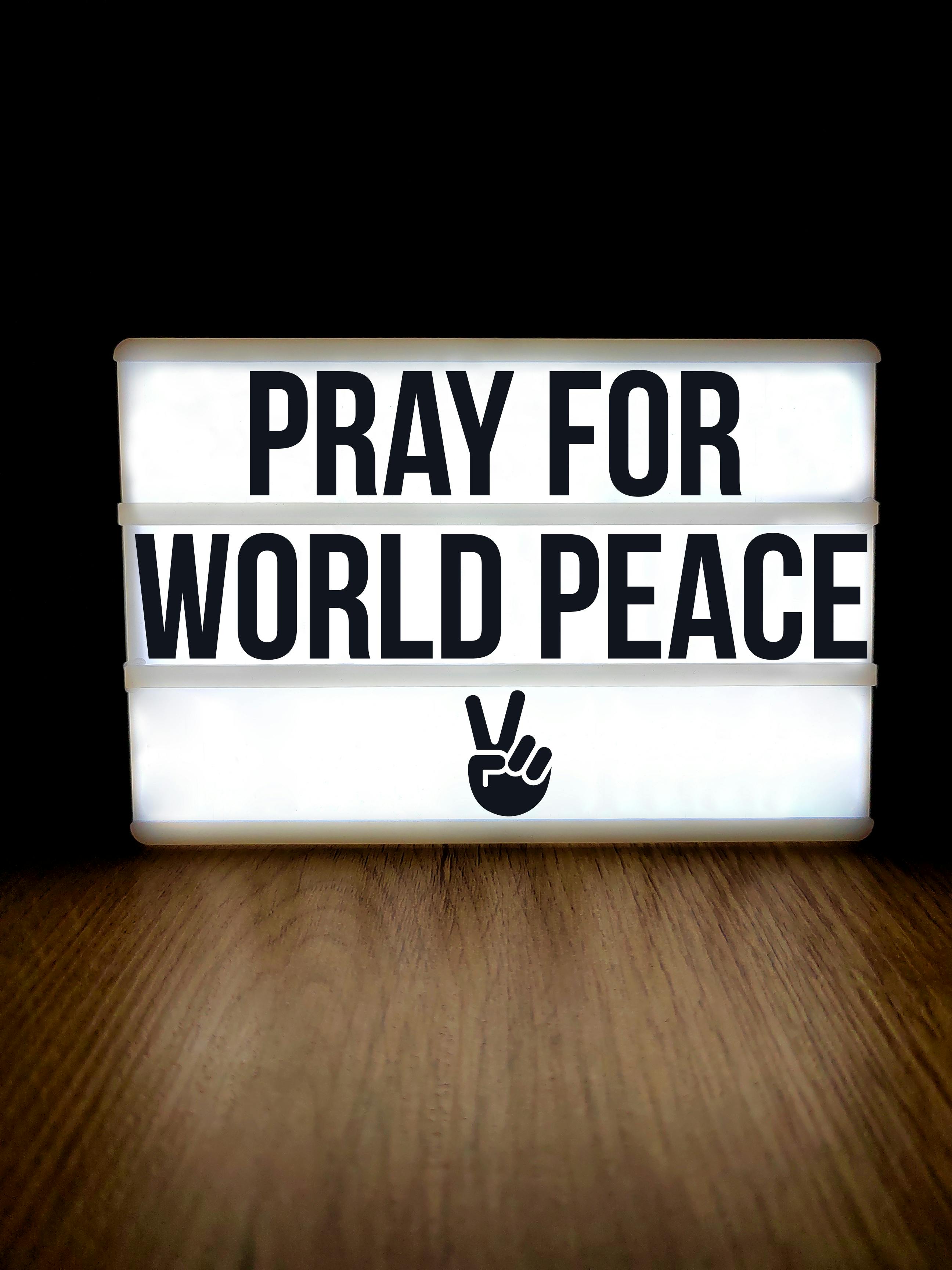 Letrero Luminoso Con Mensaje De Paz Sobre Fondo De Madera · Foto de ...