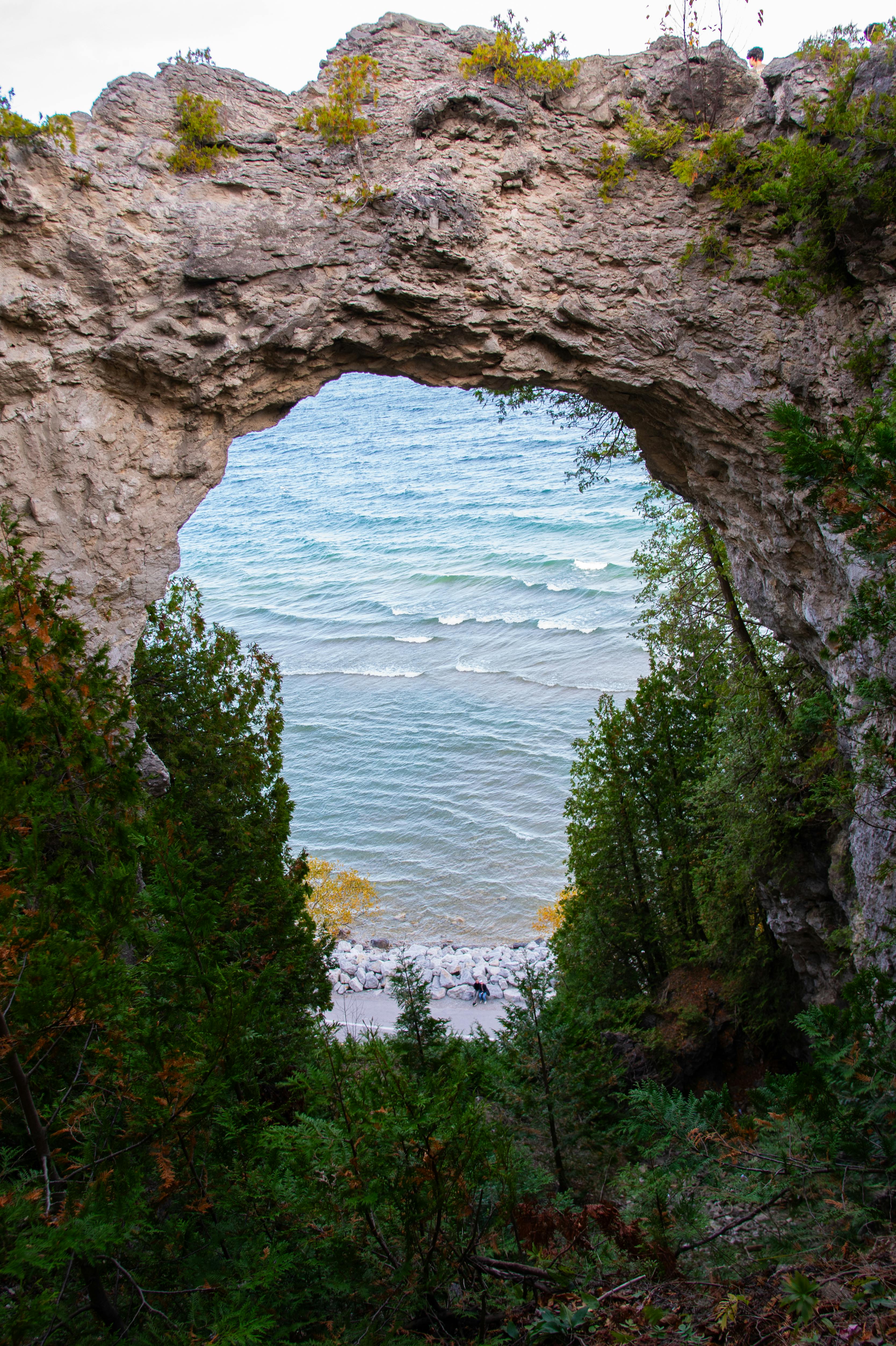Vista De Arch Rock Y El Lago Huron En La Isla Mackinac · Foto de stock ...