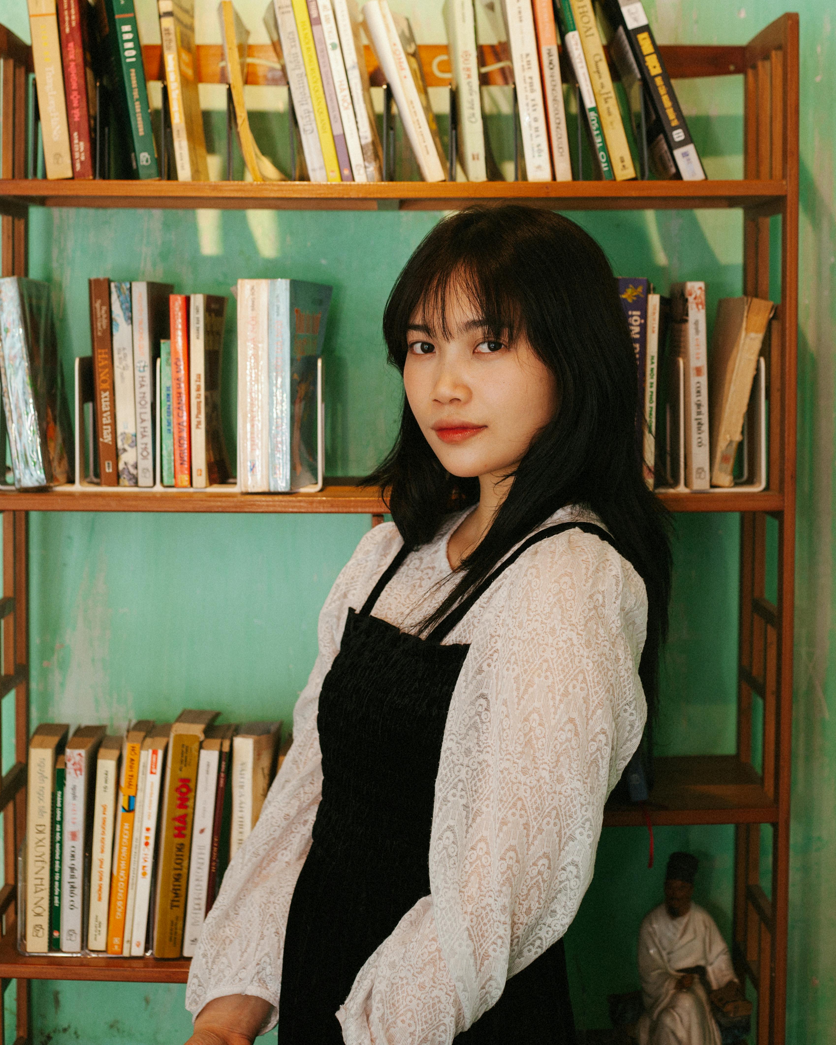 Potrait Of A Young Women In Modern Dress Photos, Download The BEST Free ...