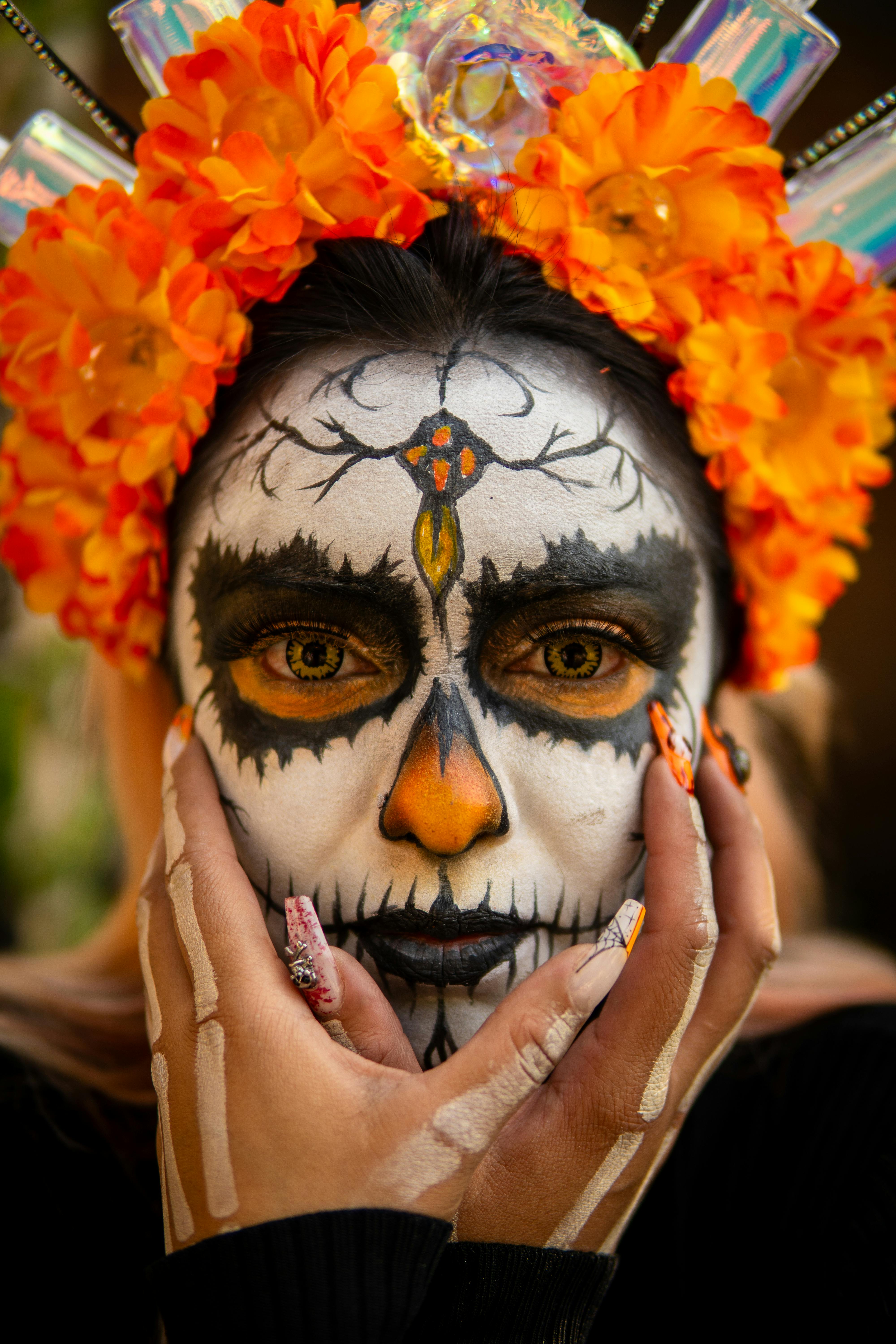 Retrato De Catrina Con Maquillaje Vibrante Y Tocado Floral · Foto de ...