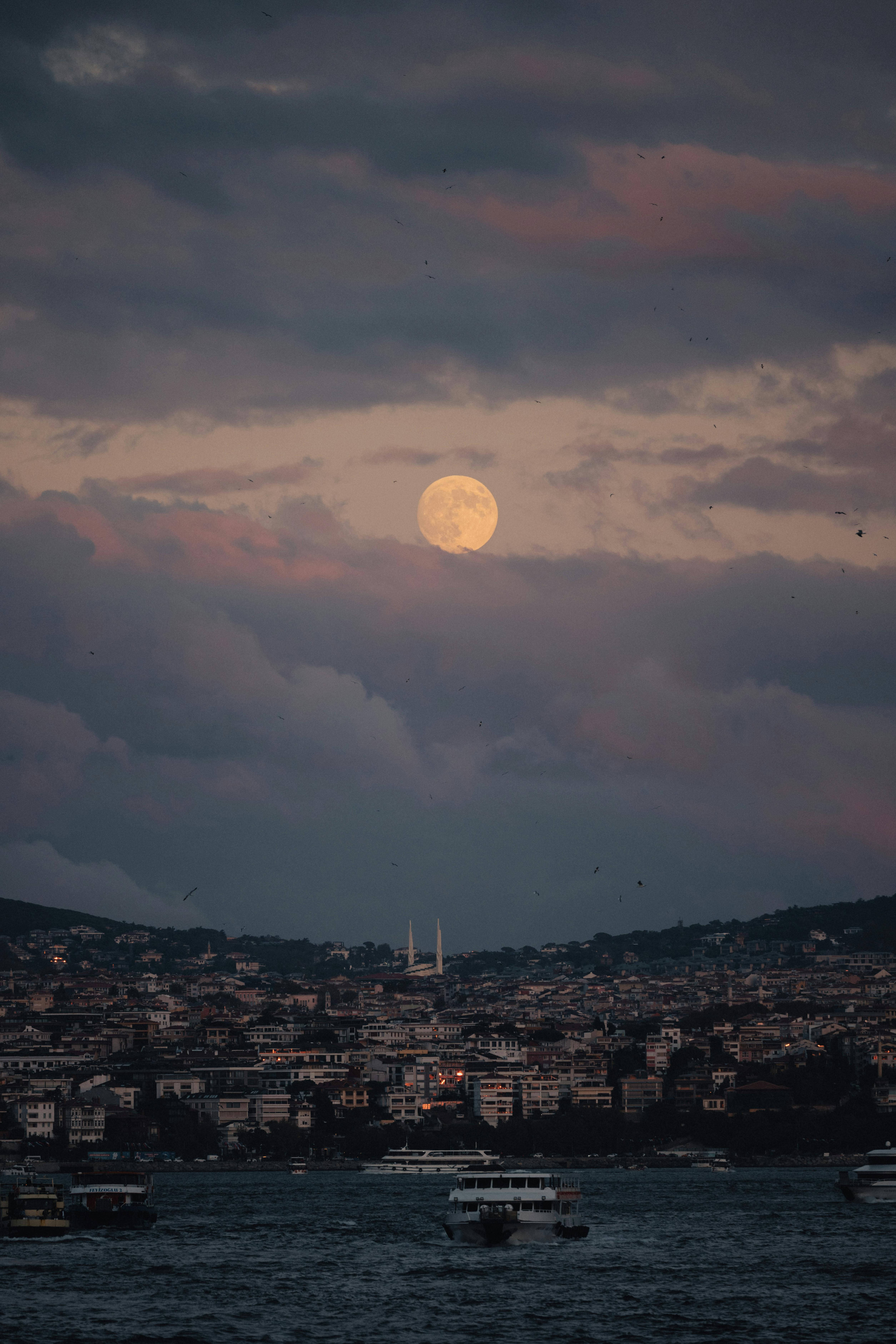 Full Moon Over Istanbul with Dramatic Clouds · Free Stock Photo
