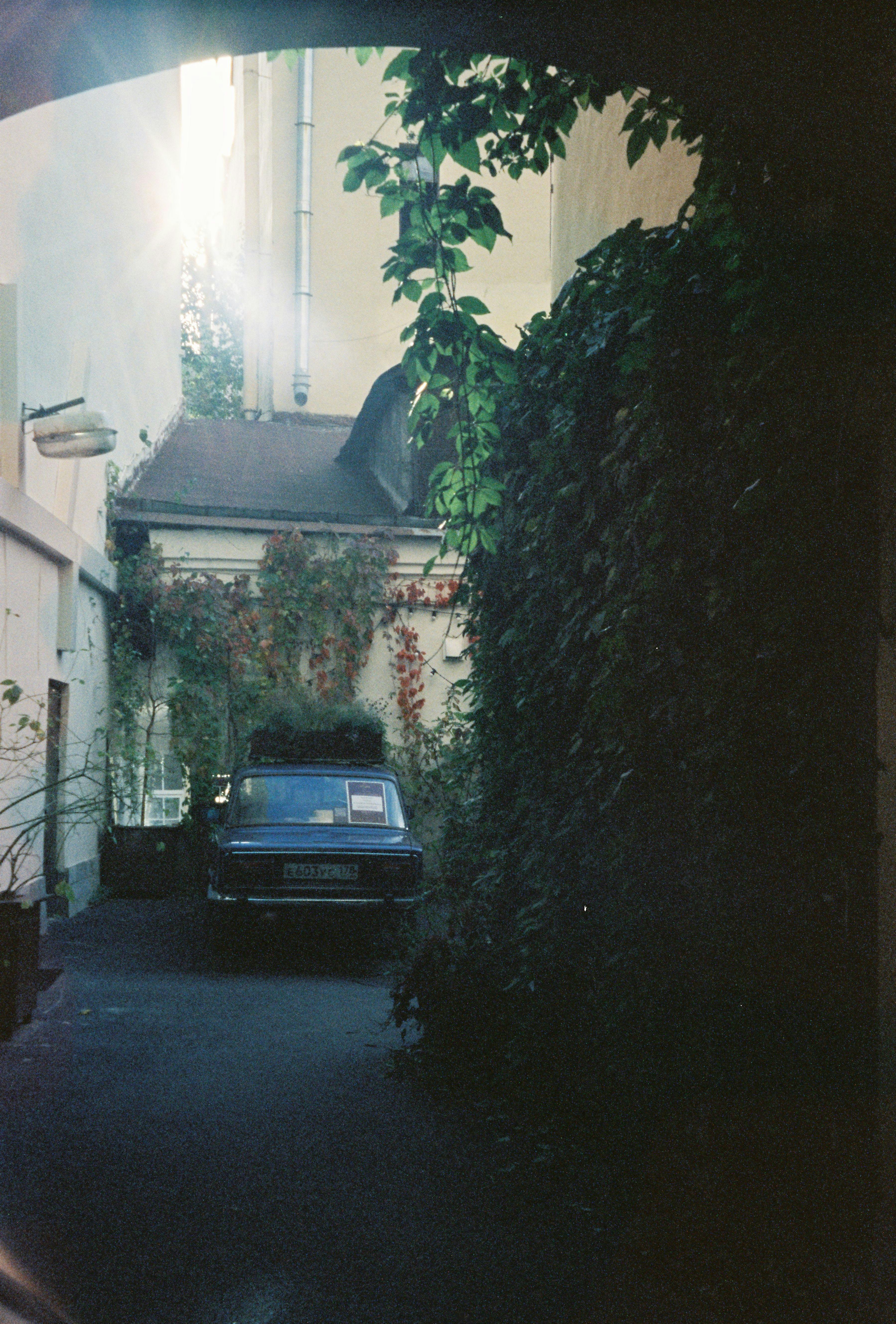 Vintage Car in Narrow Urban Alleyway Scene · Free Stock Photo