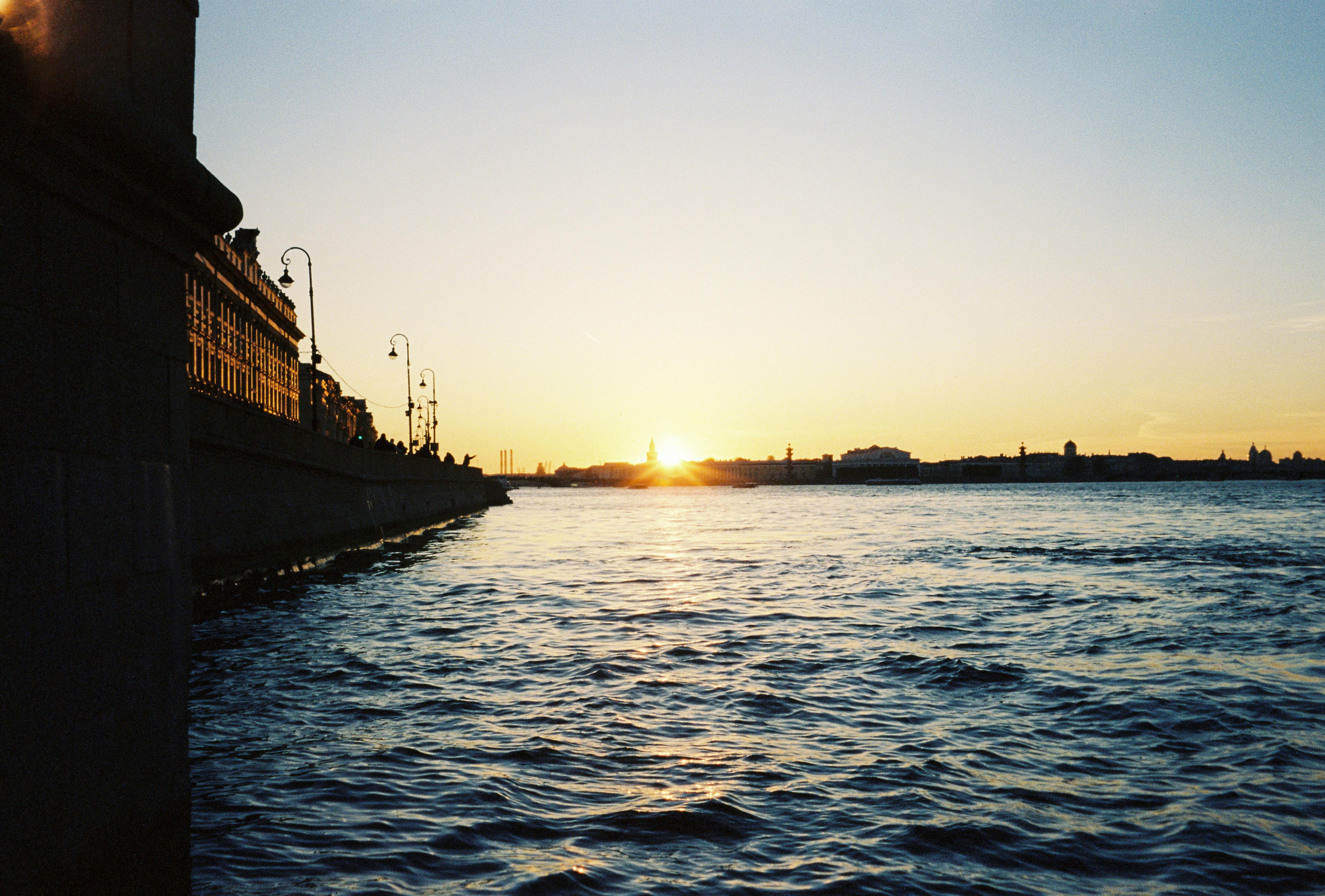 Scenic Sunset Over Waterfront Cityscape · Free Stock Photo