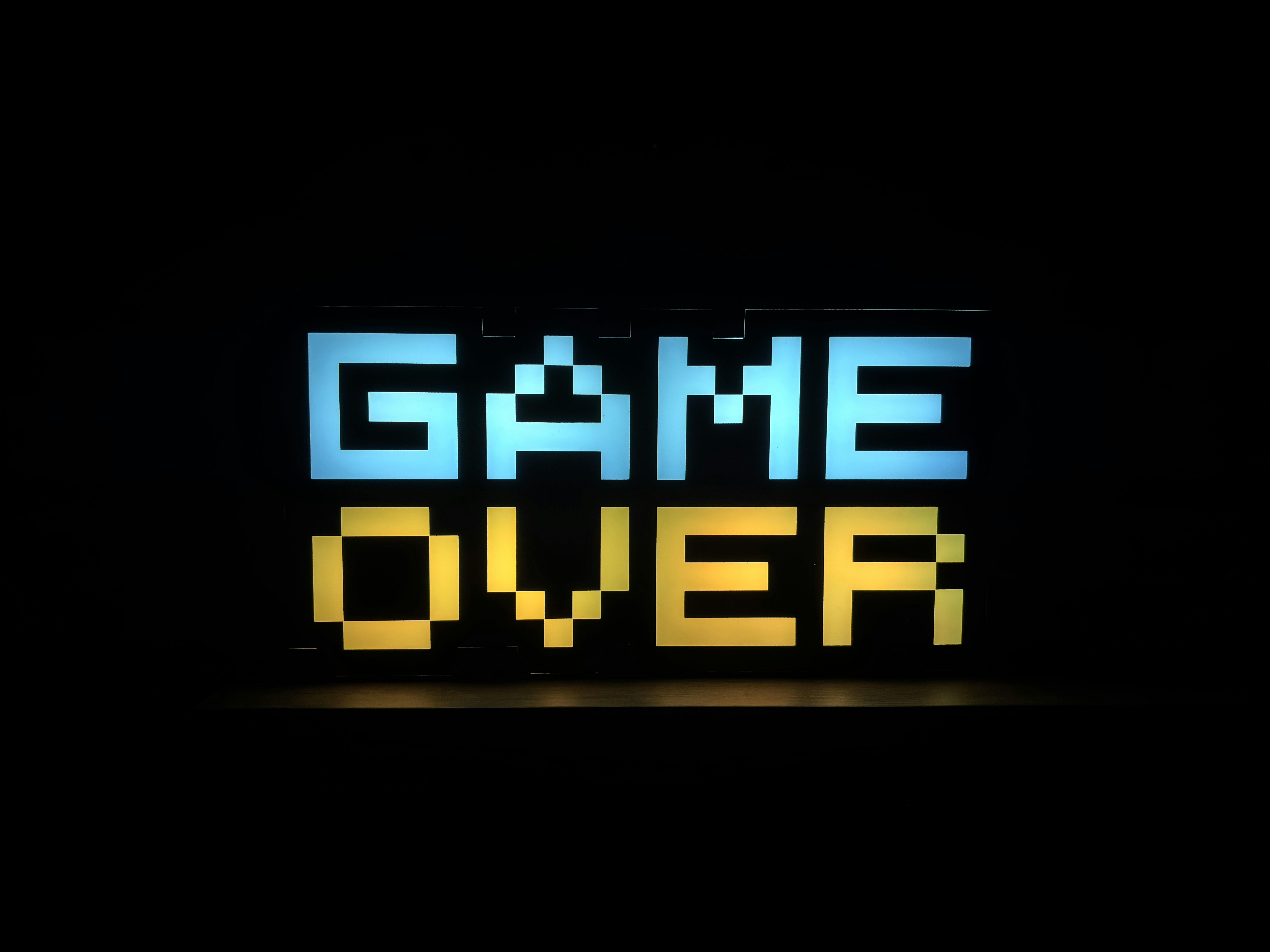 Letrero De Neón Con La Palabra "Game Over" En La Oscuridad En Pixel Art ...