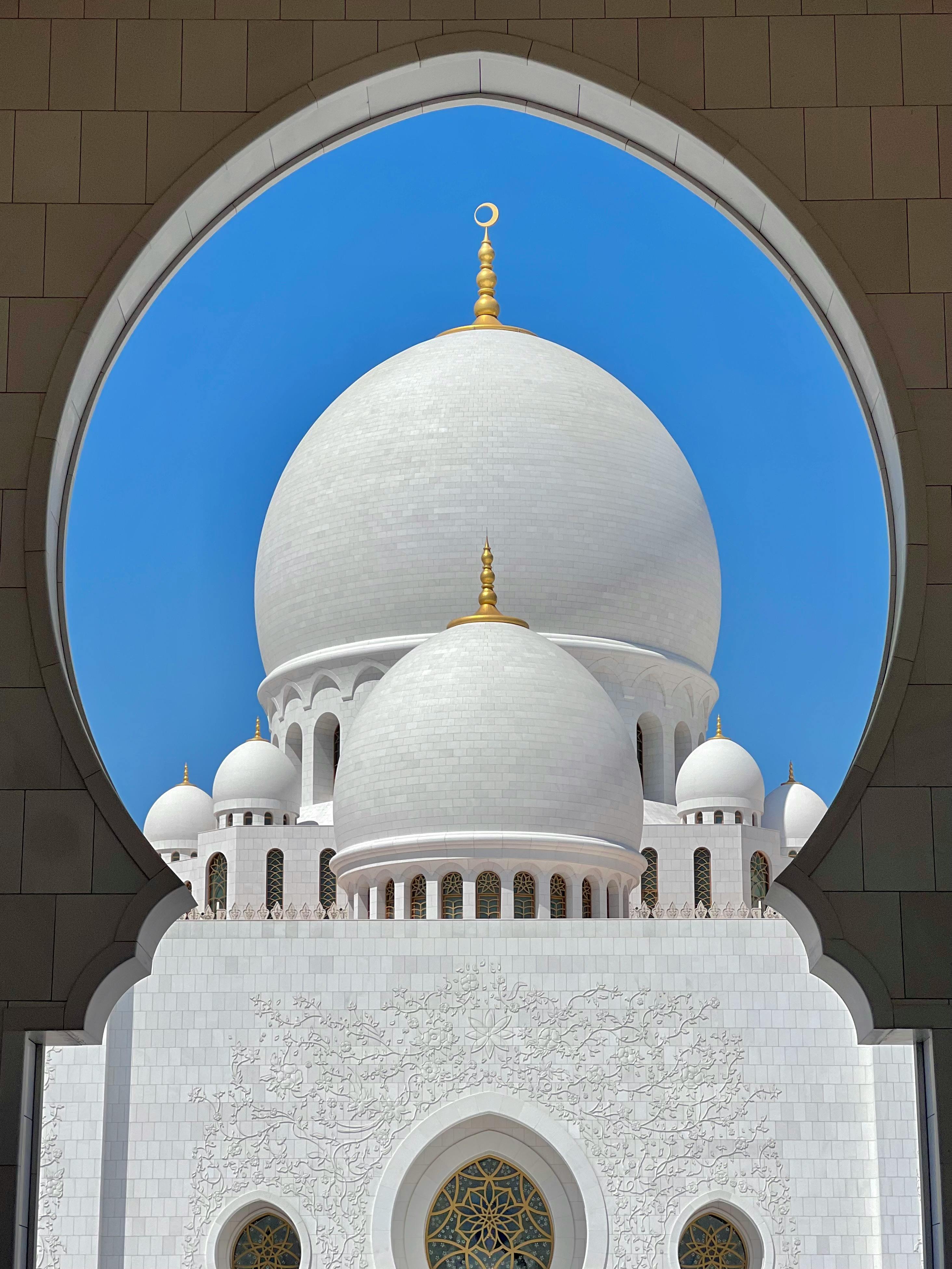 Majestic Domes of Sheikh Zayed Grand Mosque · Free Stock Photo
