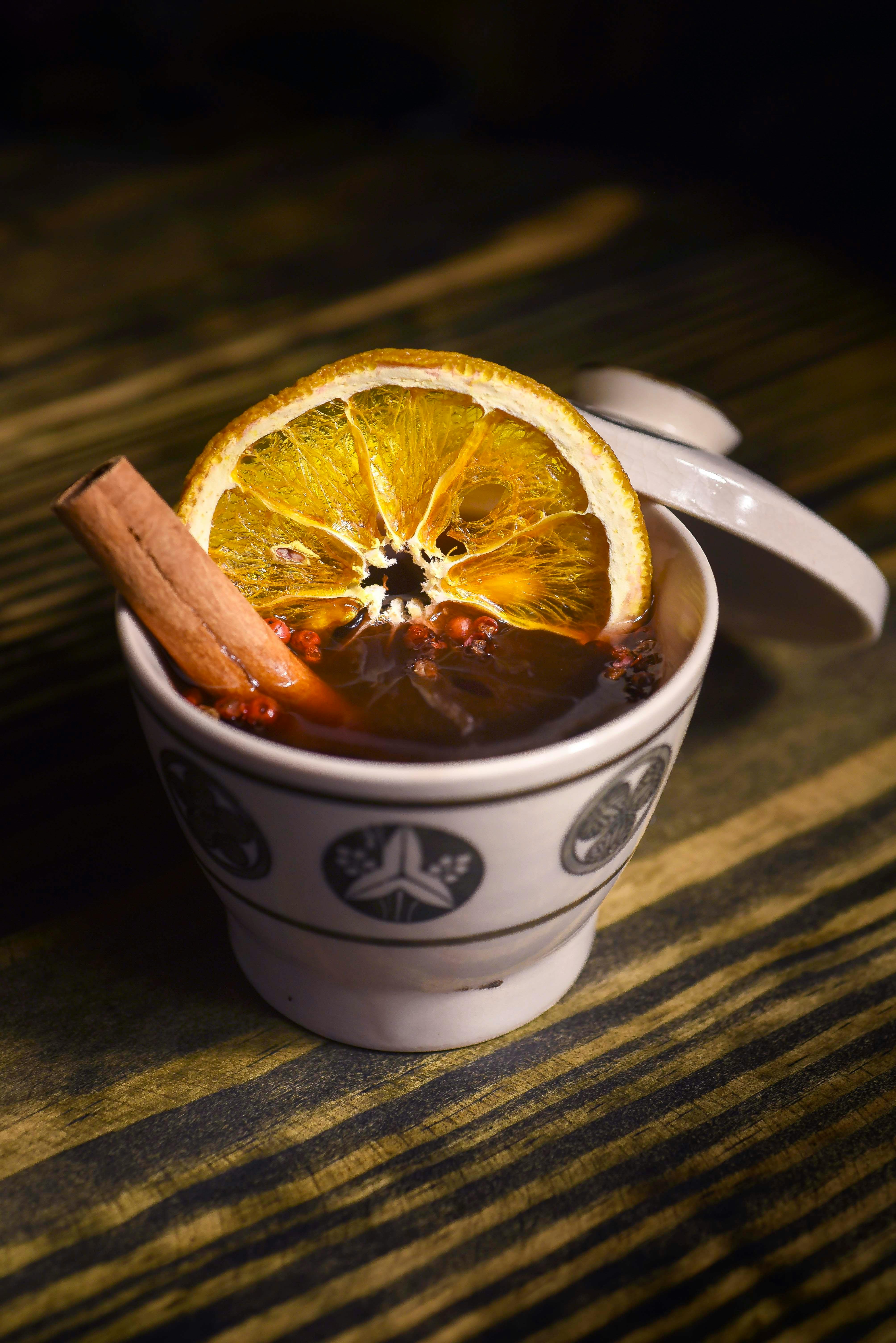 Té Tibio Con Especias, Rodaja De Naranja Y Canela · Foto de stock gratuita