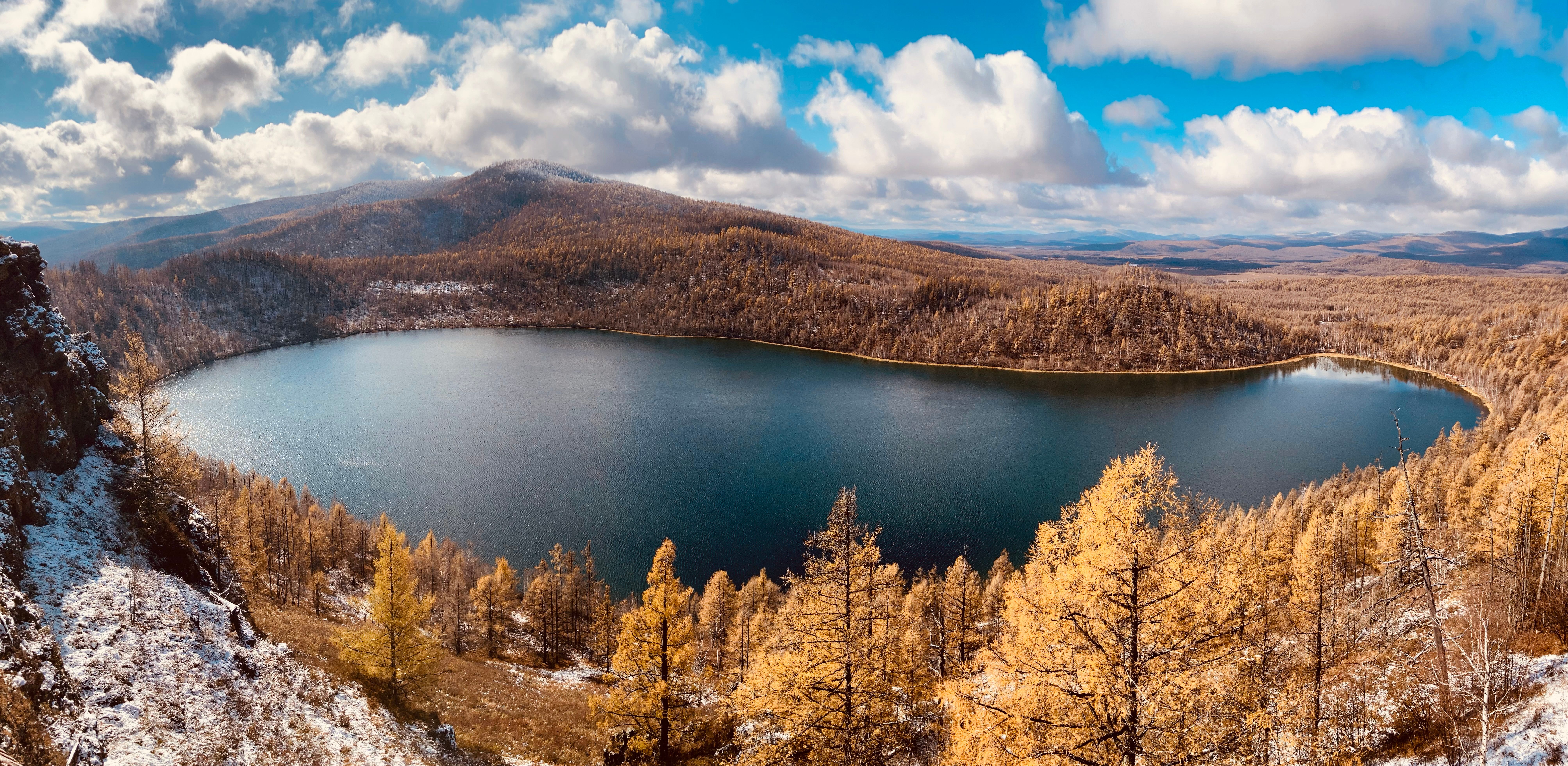 Serene Autumn Lake in Remote Mountain Landscape · Free Stock Photo