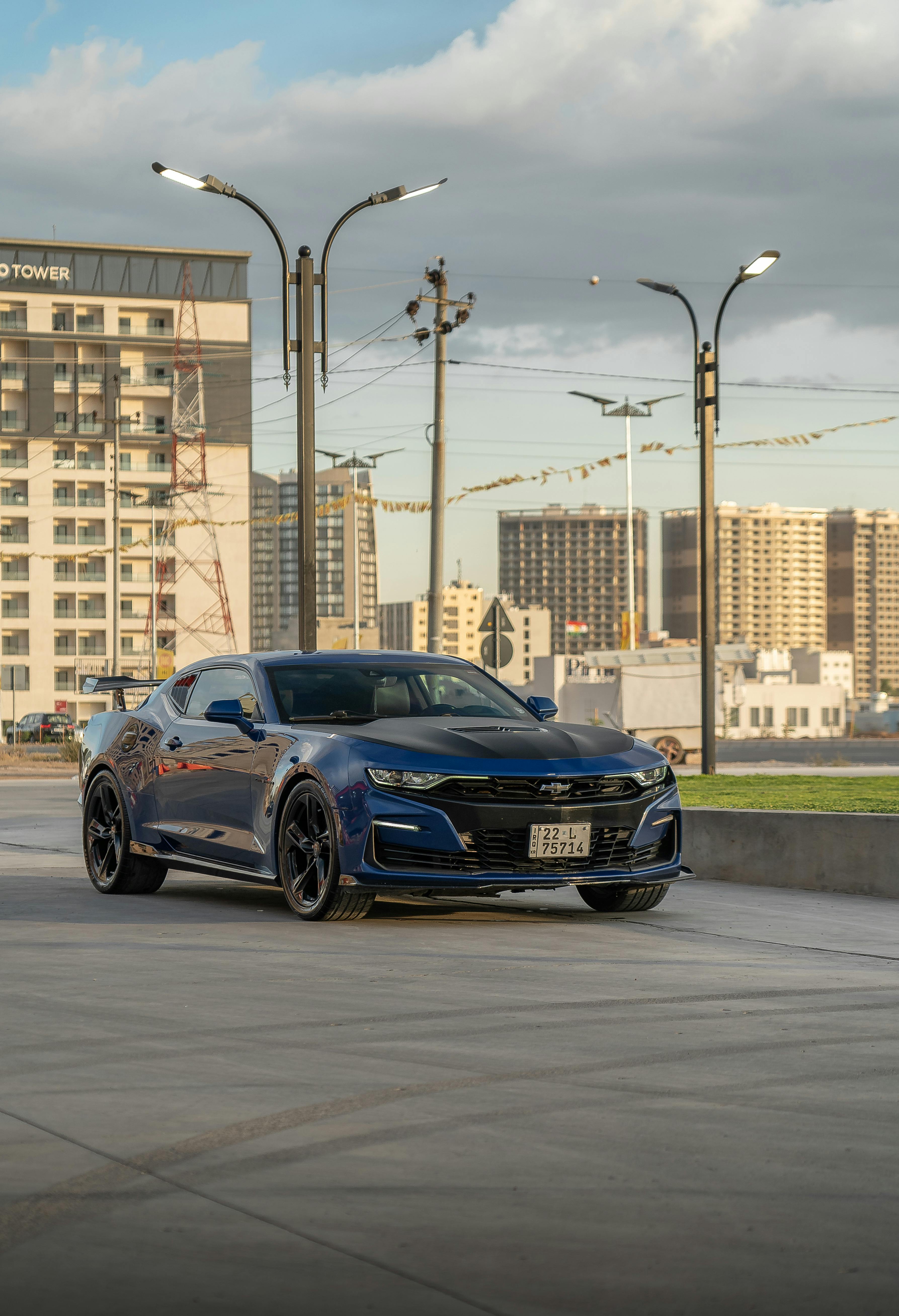 Chevrolet Camaro Azul En Una Calle Urbana Al Anochecer · Foto de stock ...