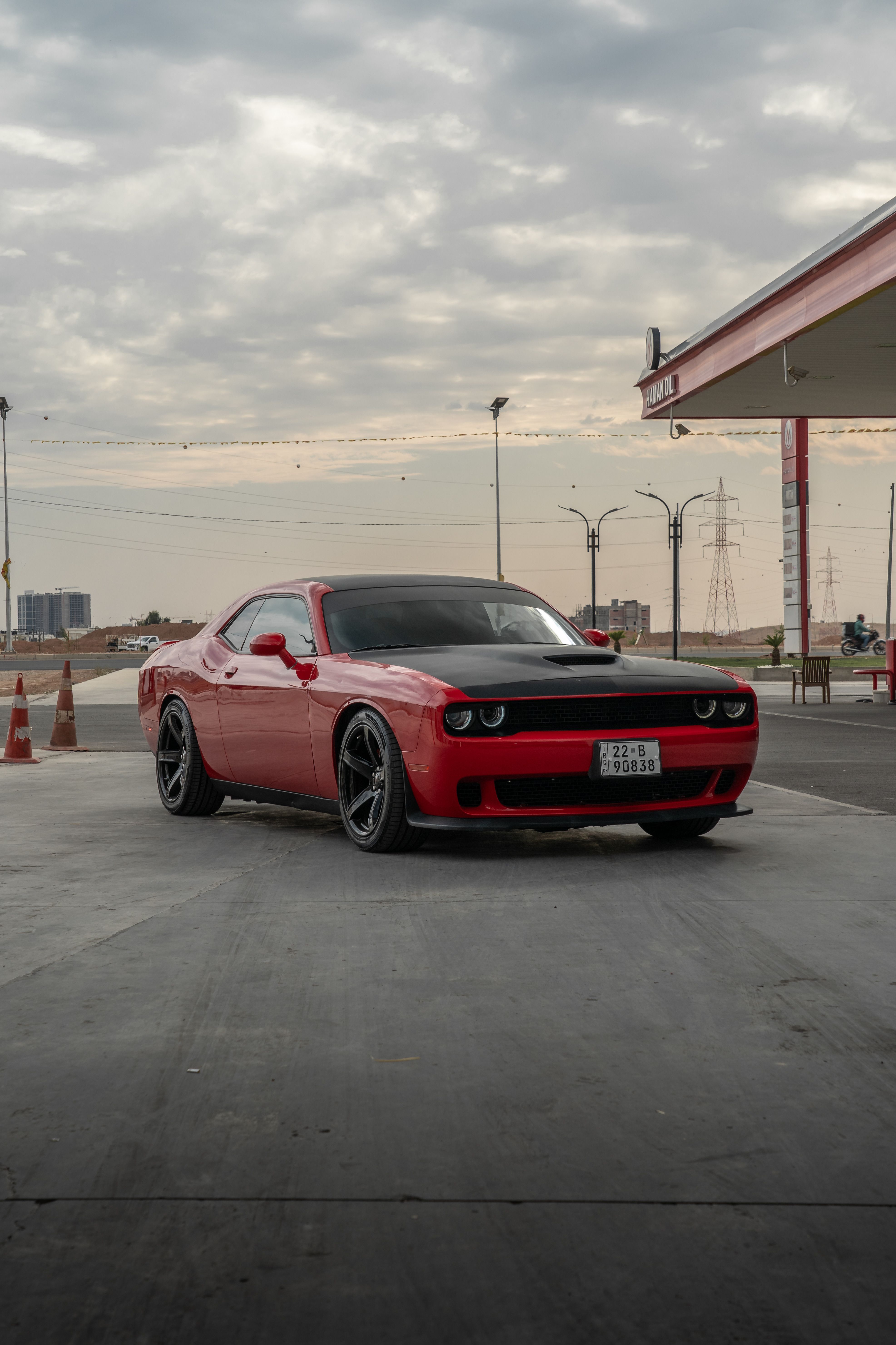 Rode Dodge Challenger Bij Tankstation In Erbil · Gratis stockfoto