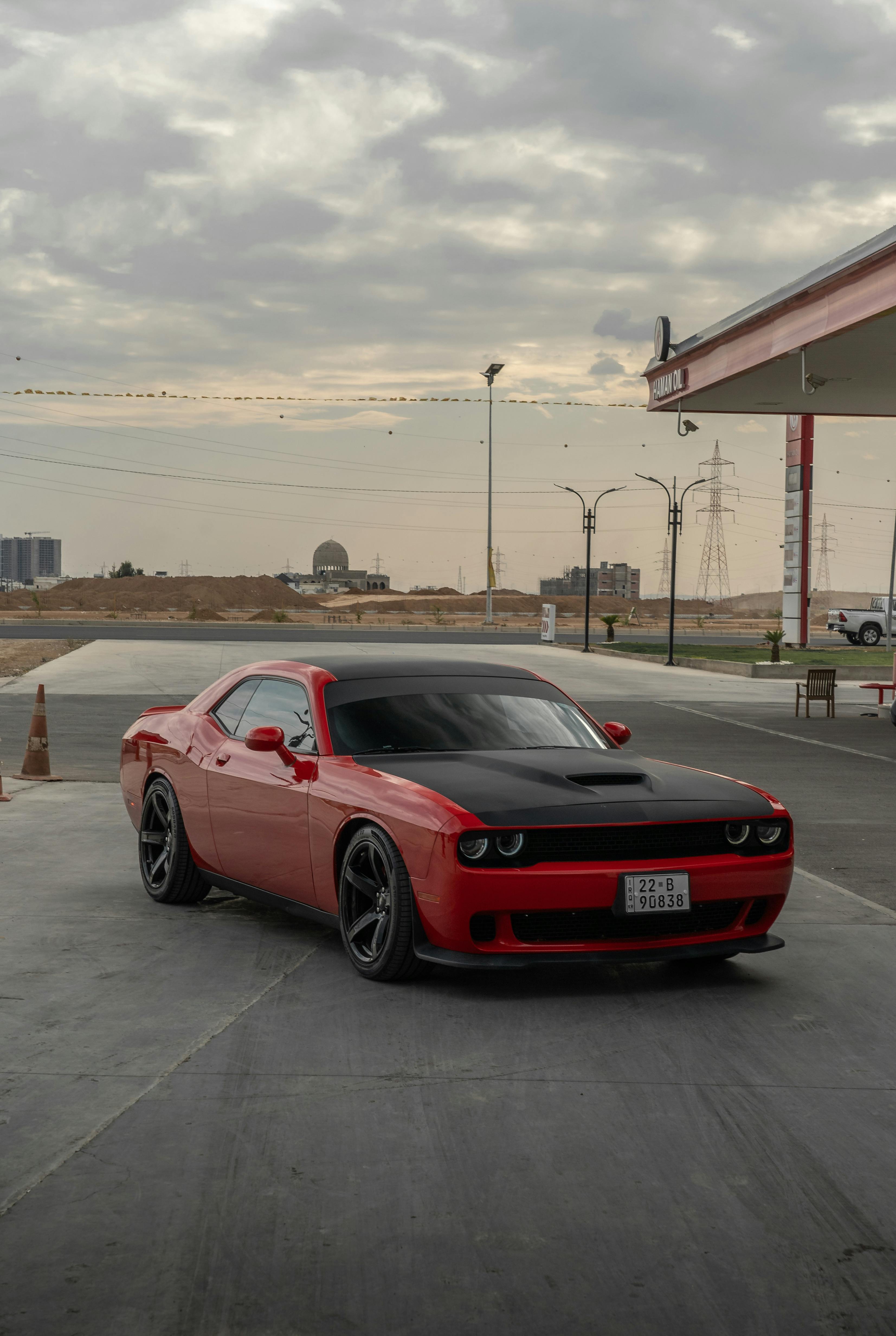 Dodge Challenger Rojo En La Gasolinera · Foto de stock gratuita