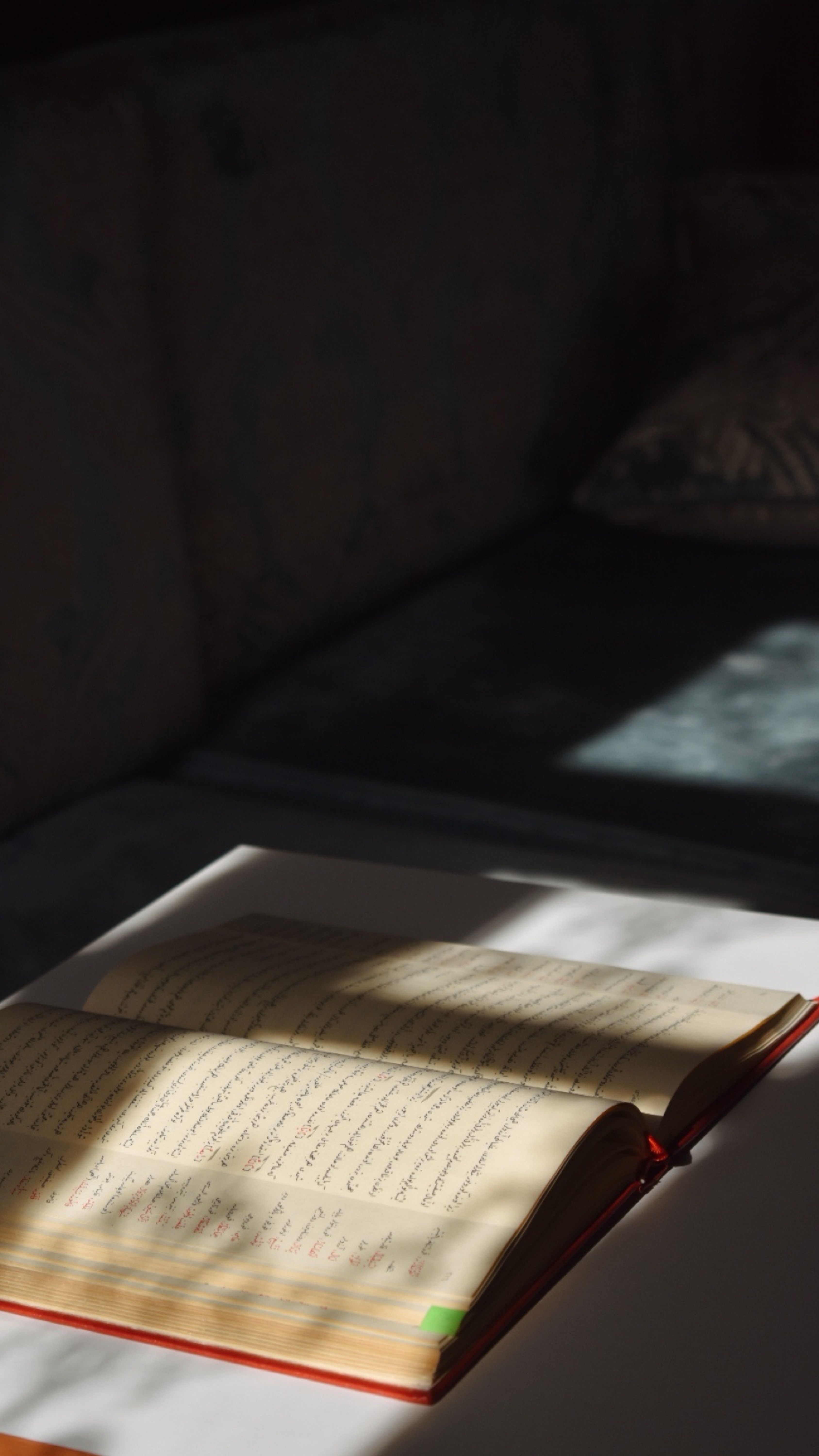Libro Abierto Con Luz Solar Y Sombras · Foto de stock gratuita