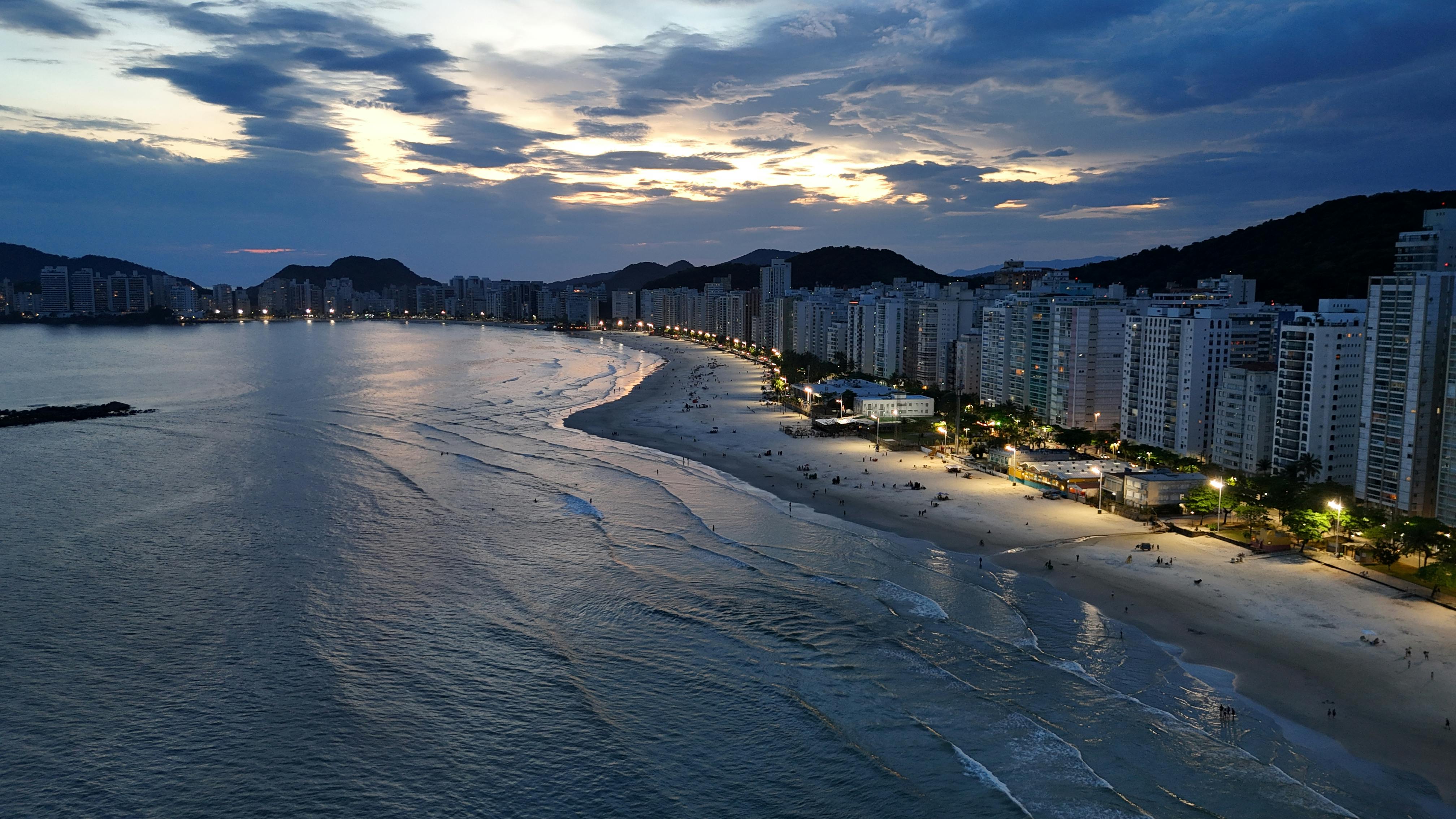 Stunning Coastal Cityscape at Twilight · Free Stock Photo