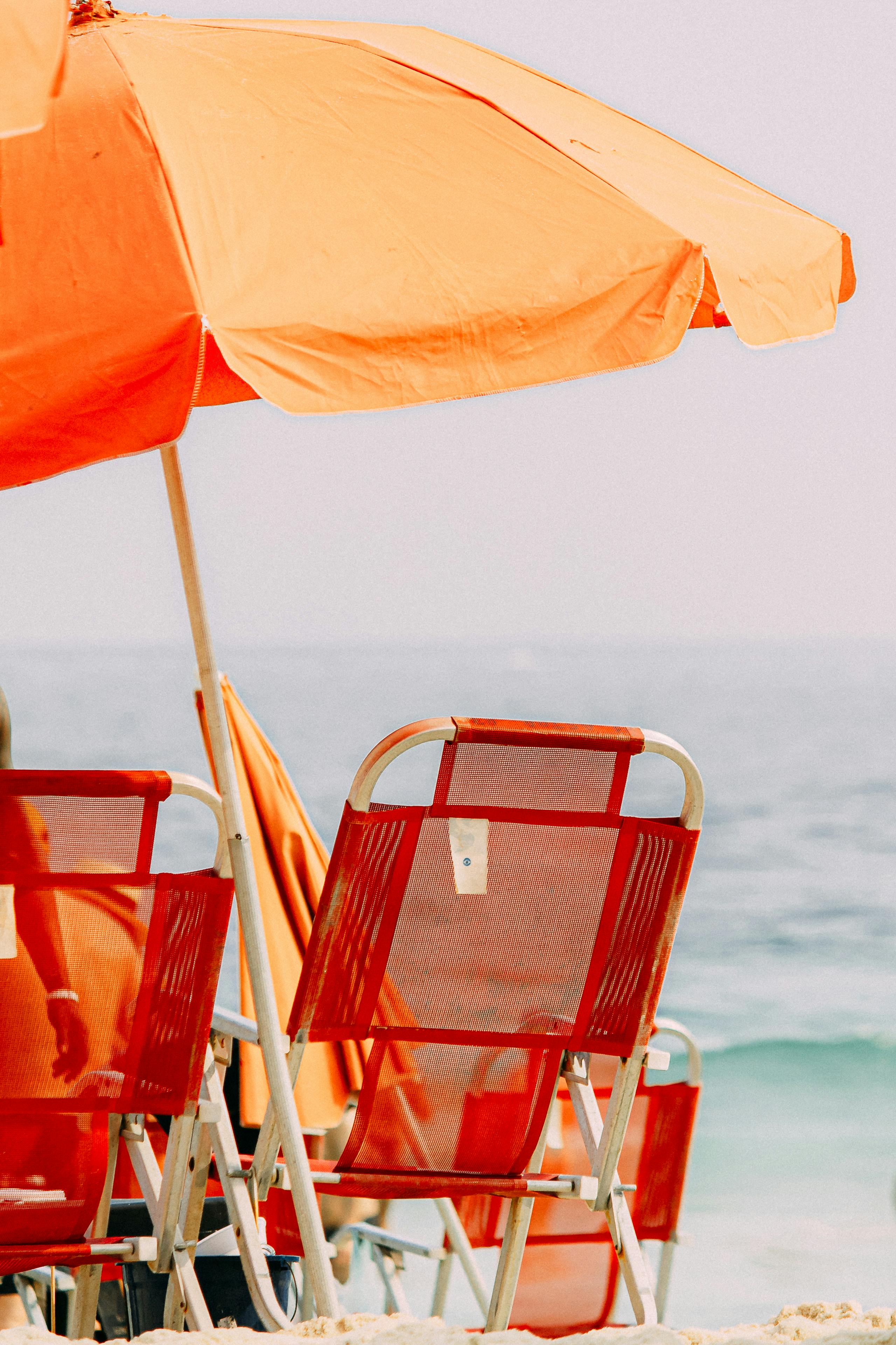 Sillas De Playa De Color Naranja Vibrante Junto Al Océano · Foto de ...