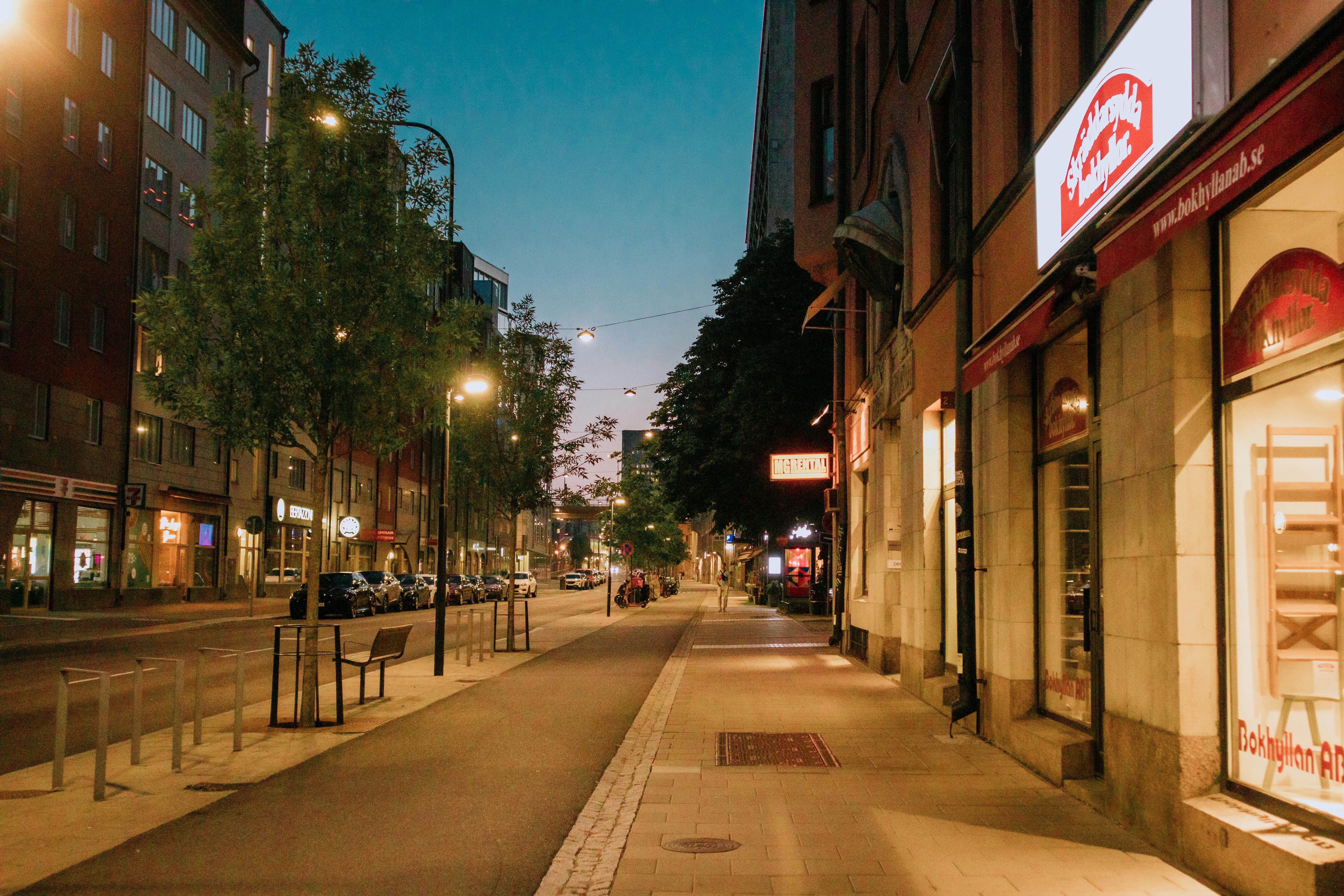Quiet Urban Street Scene at Twilight · Free Stock Photo