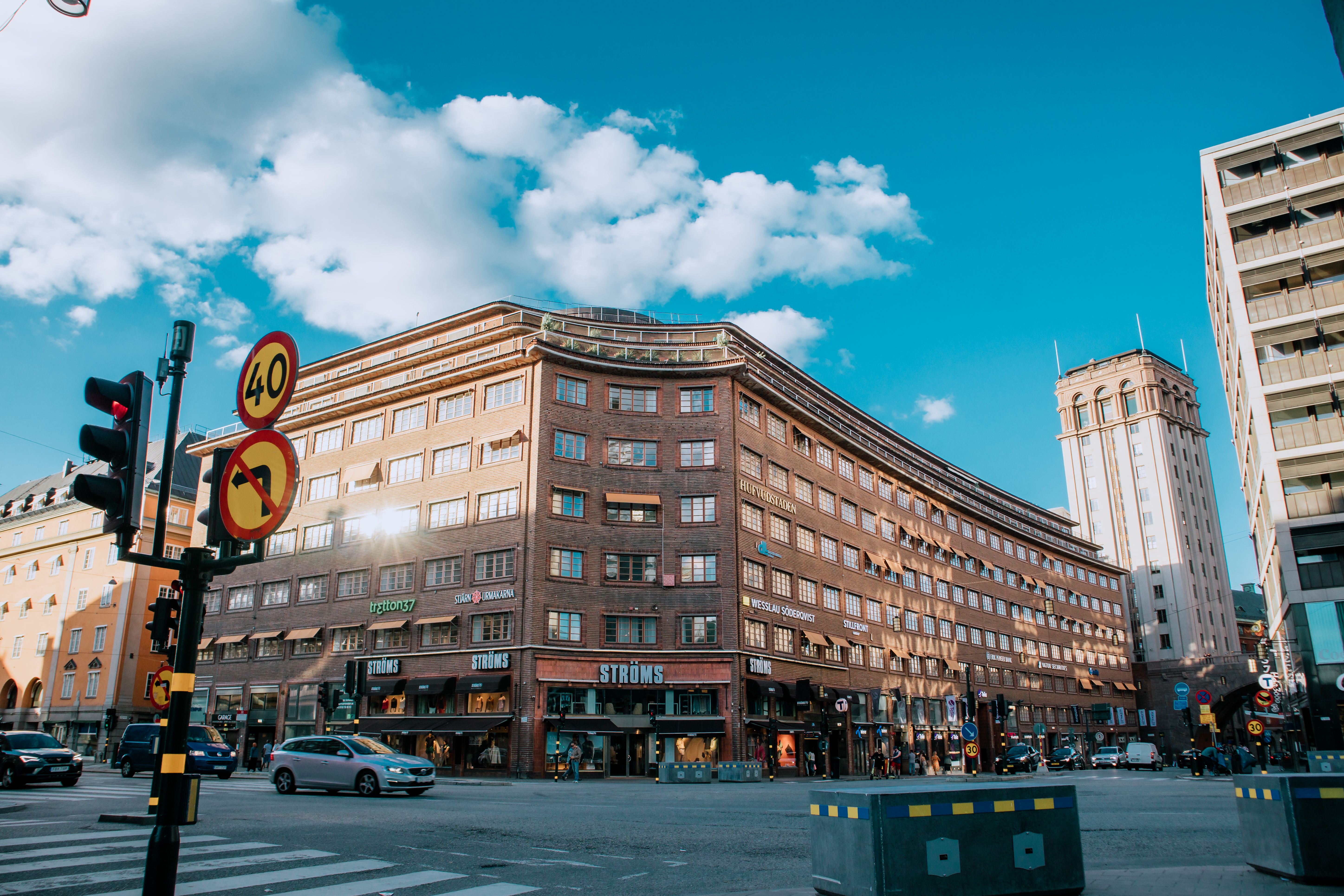 Urban Street Scene with Historic Architecture · Free Stock Photo