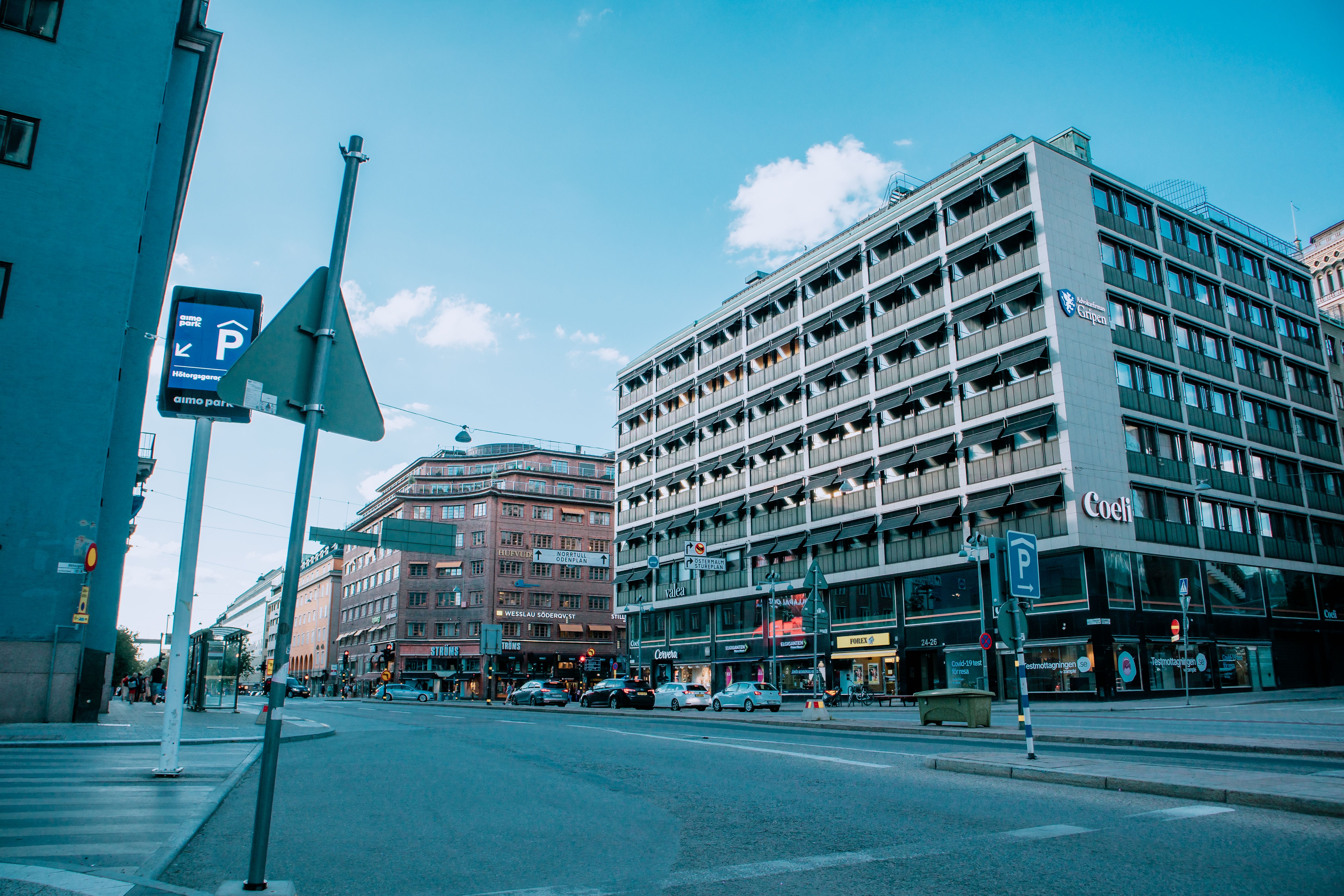 Urban Street Scene with Modern Architecture · Free Stock Photo
