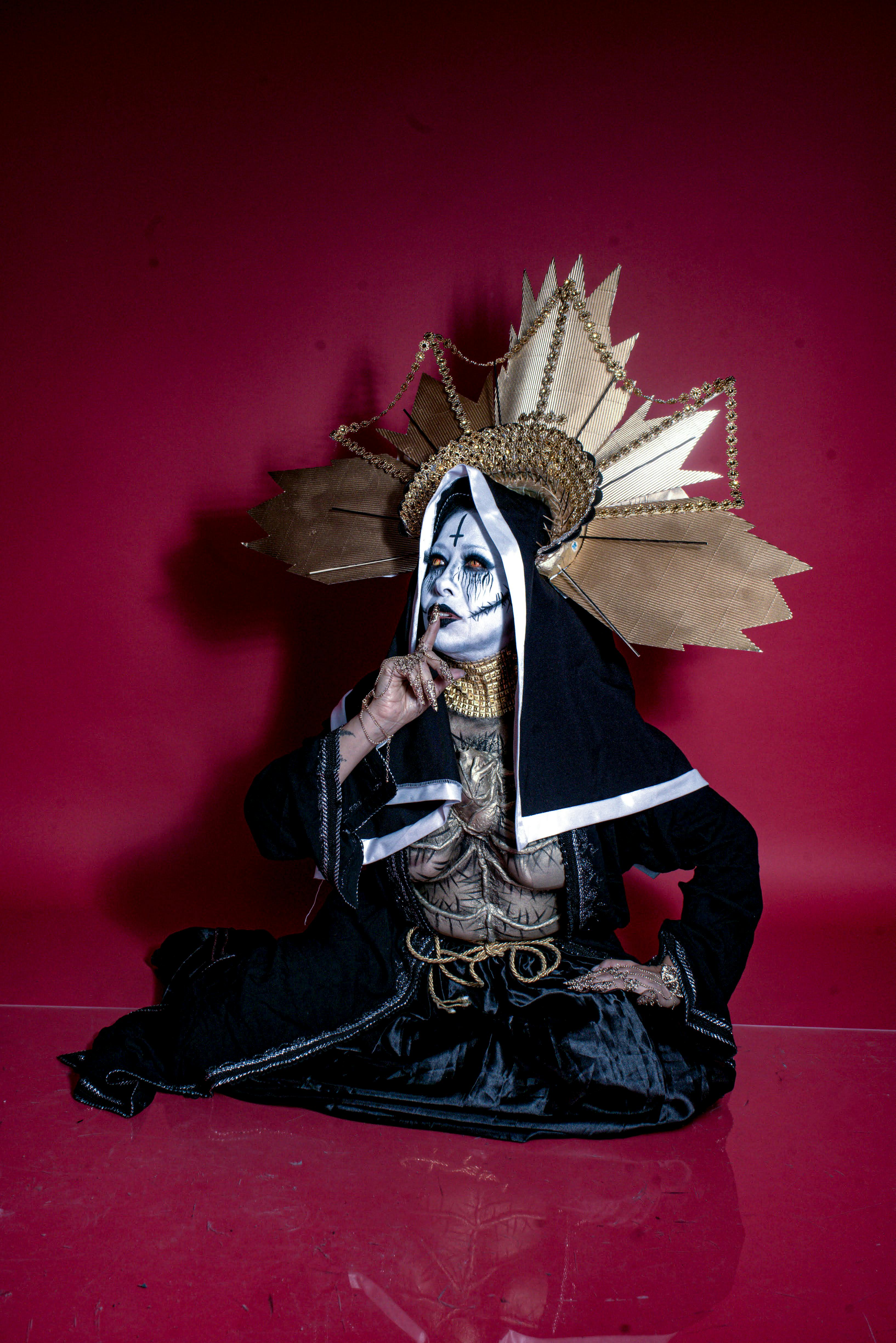 Retrato Dramático De Una Persona Con Un Traje Extravagante · Foto de ...