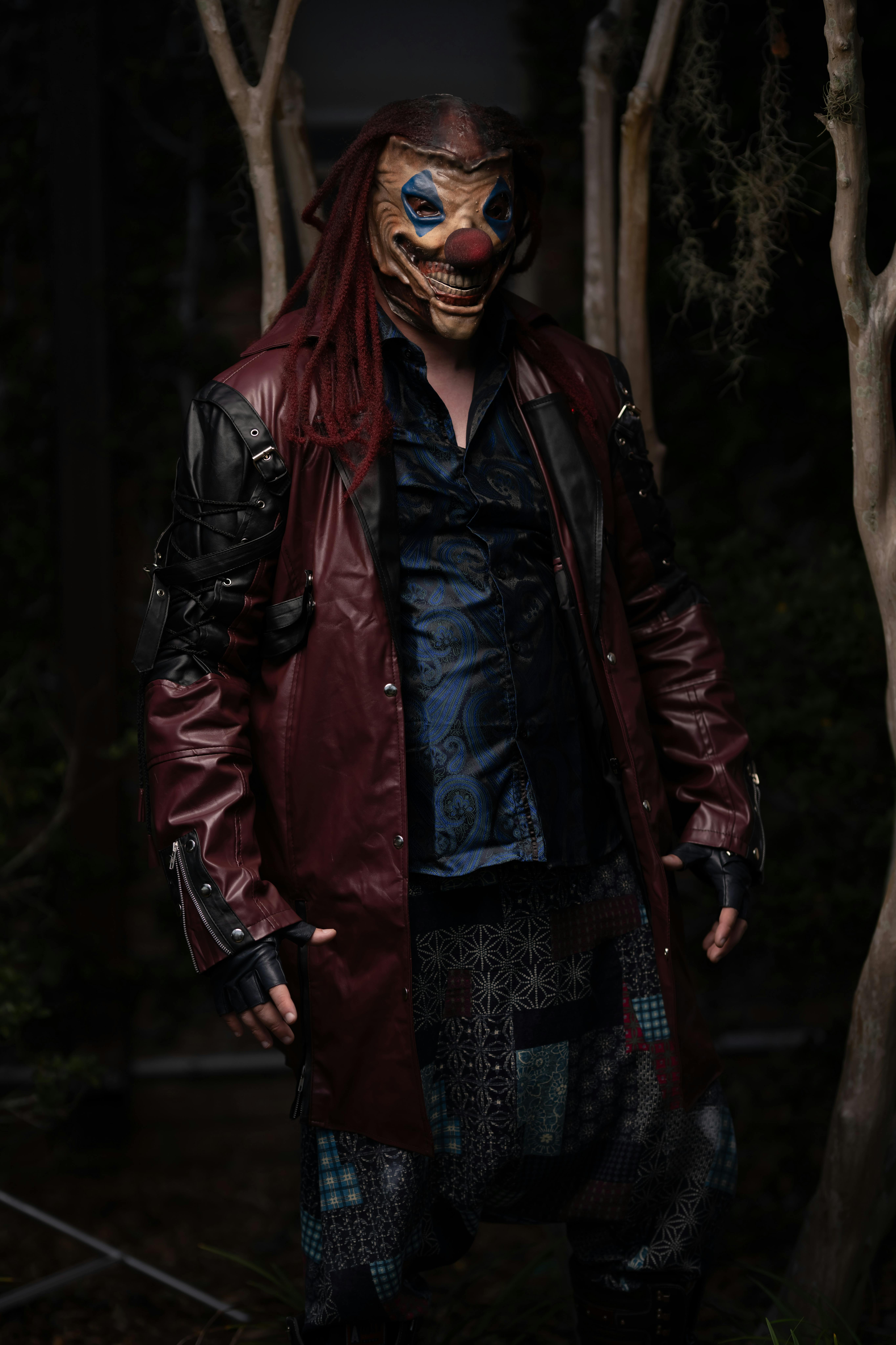 Mysteriöse Gestalt Mit Gruseliger Clownmaske In Der Nacht · Kostenloses ...