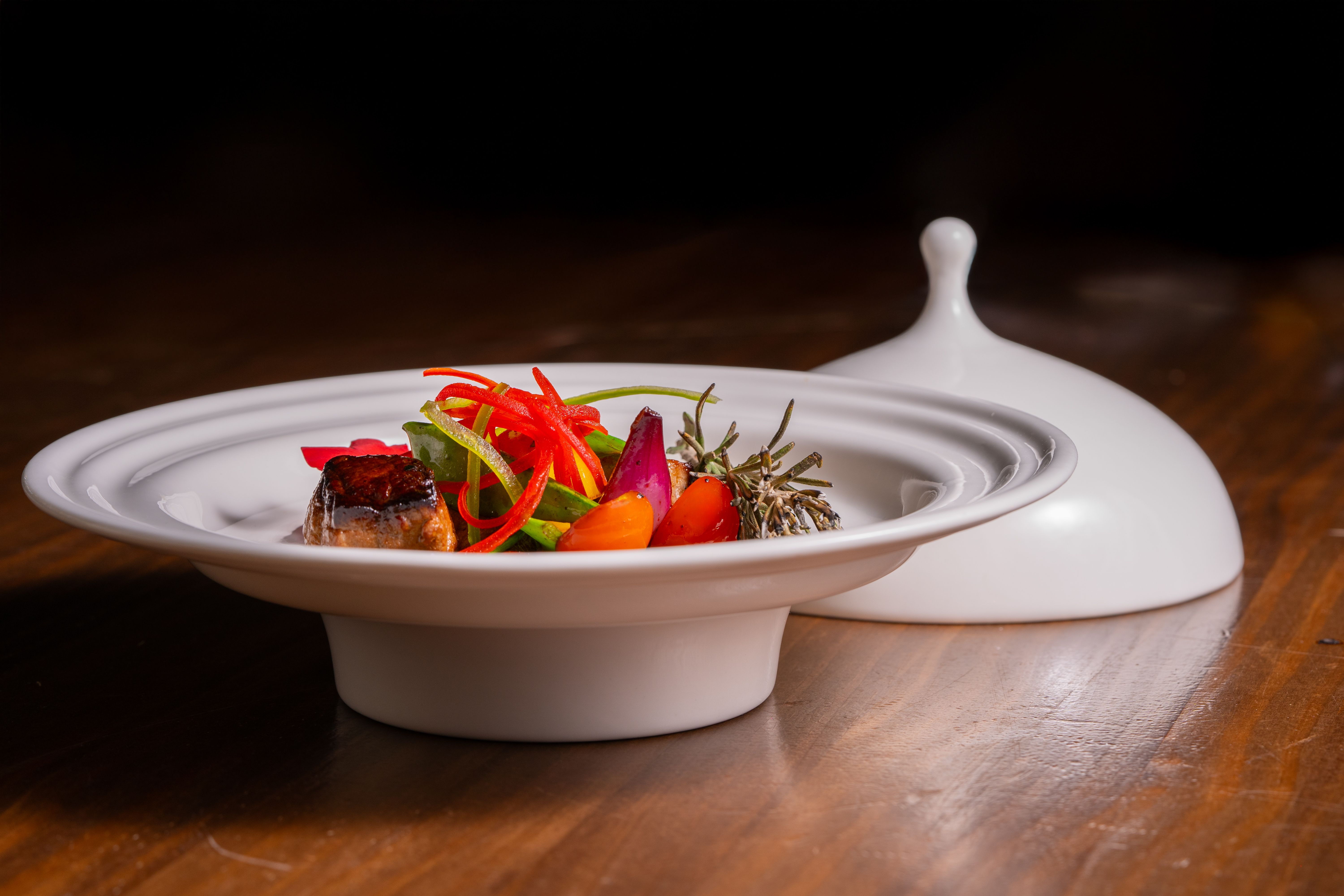 Plato Gourmet Con Verduras De Colores En El Plato · Foto de stock gratuita